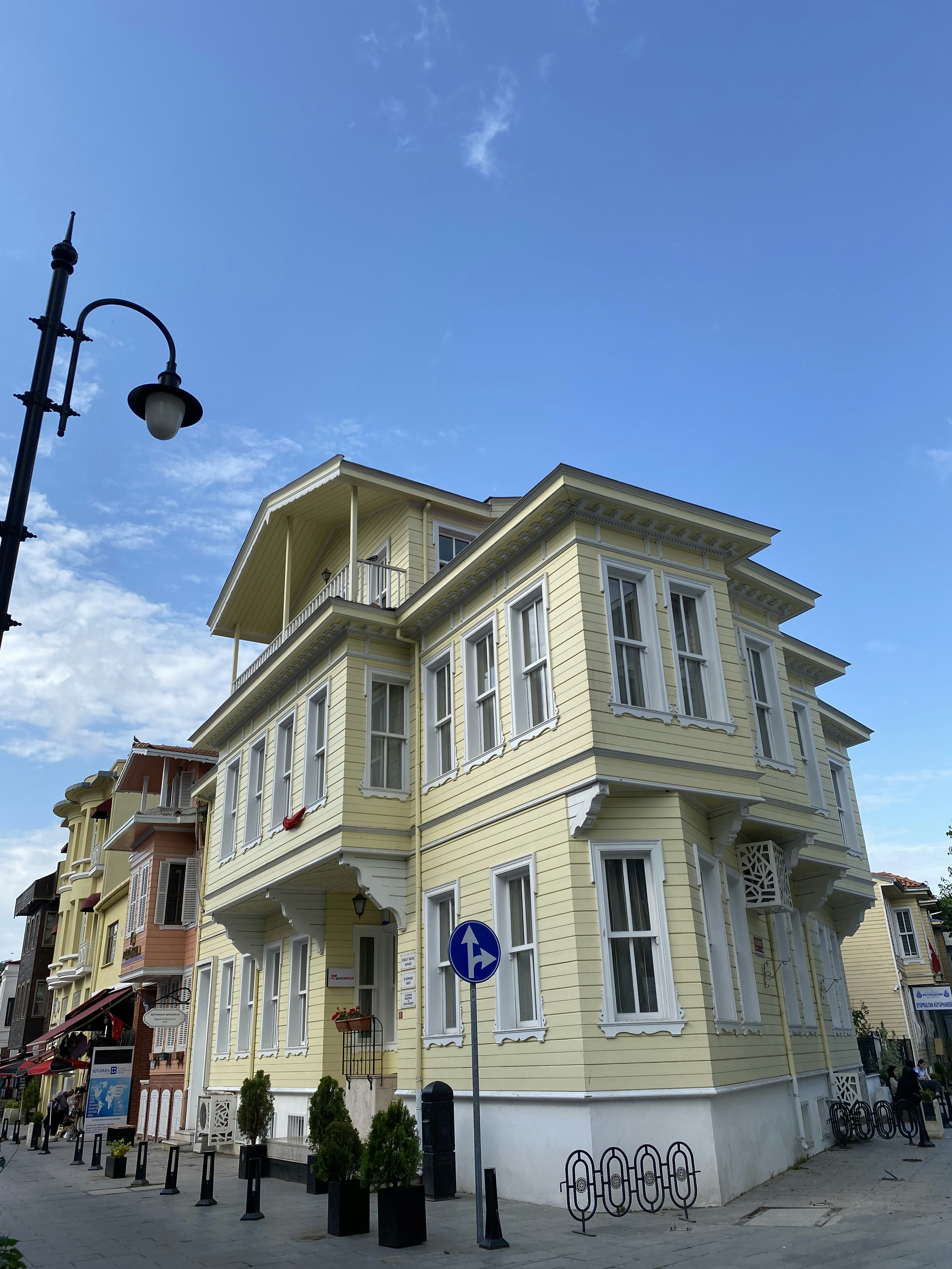 A large yellow house sitting on the corner of a street photo – Free ...