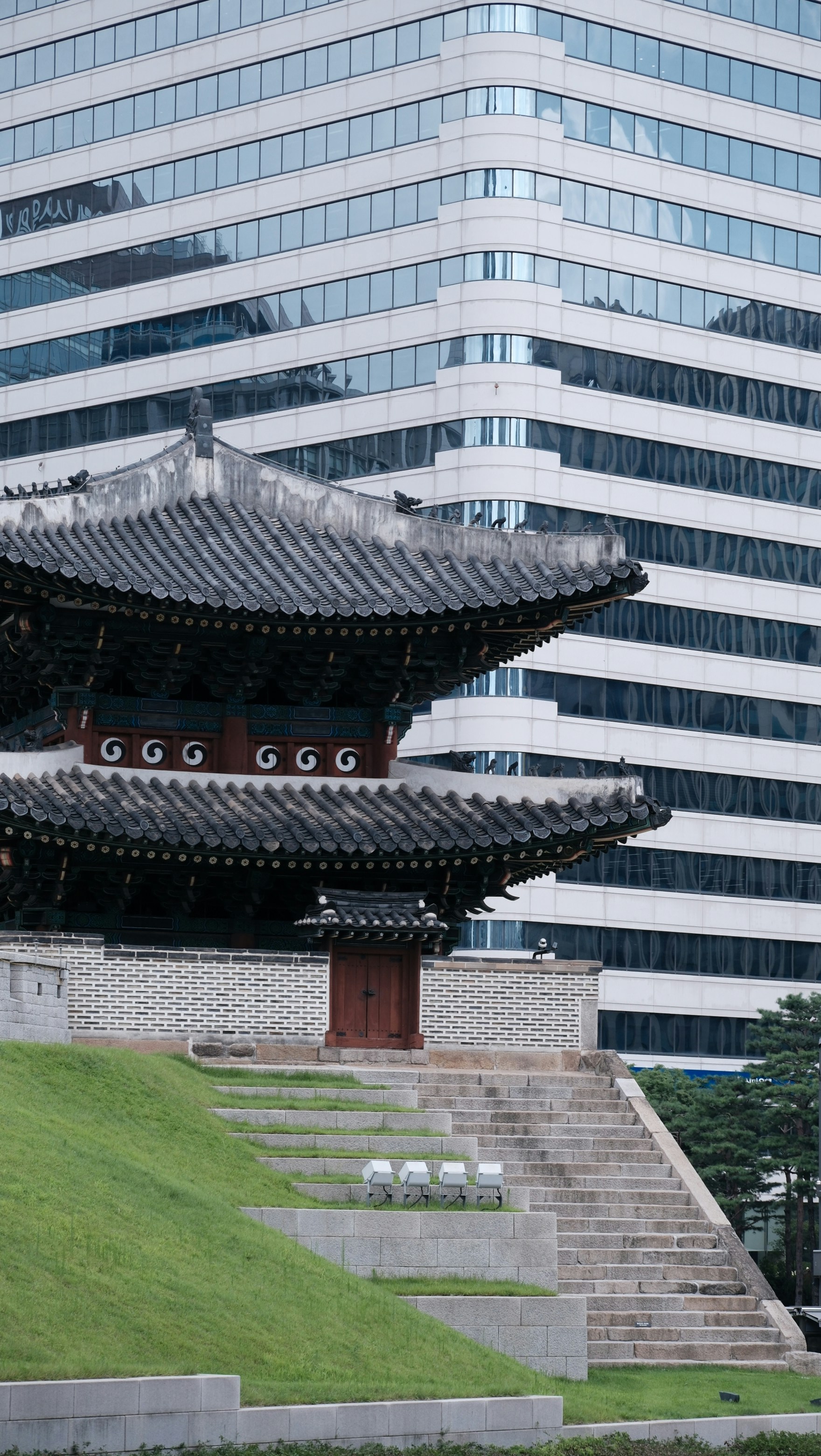 A tall building with a clock tower in front of it photo – Free City ...