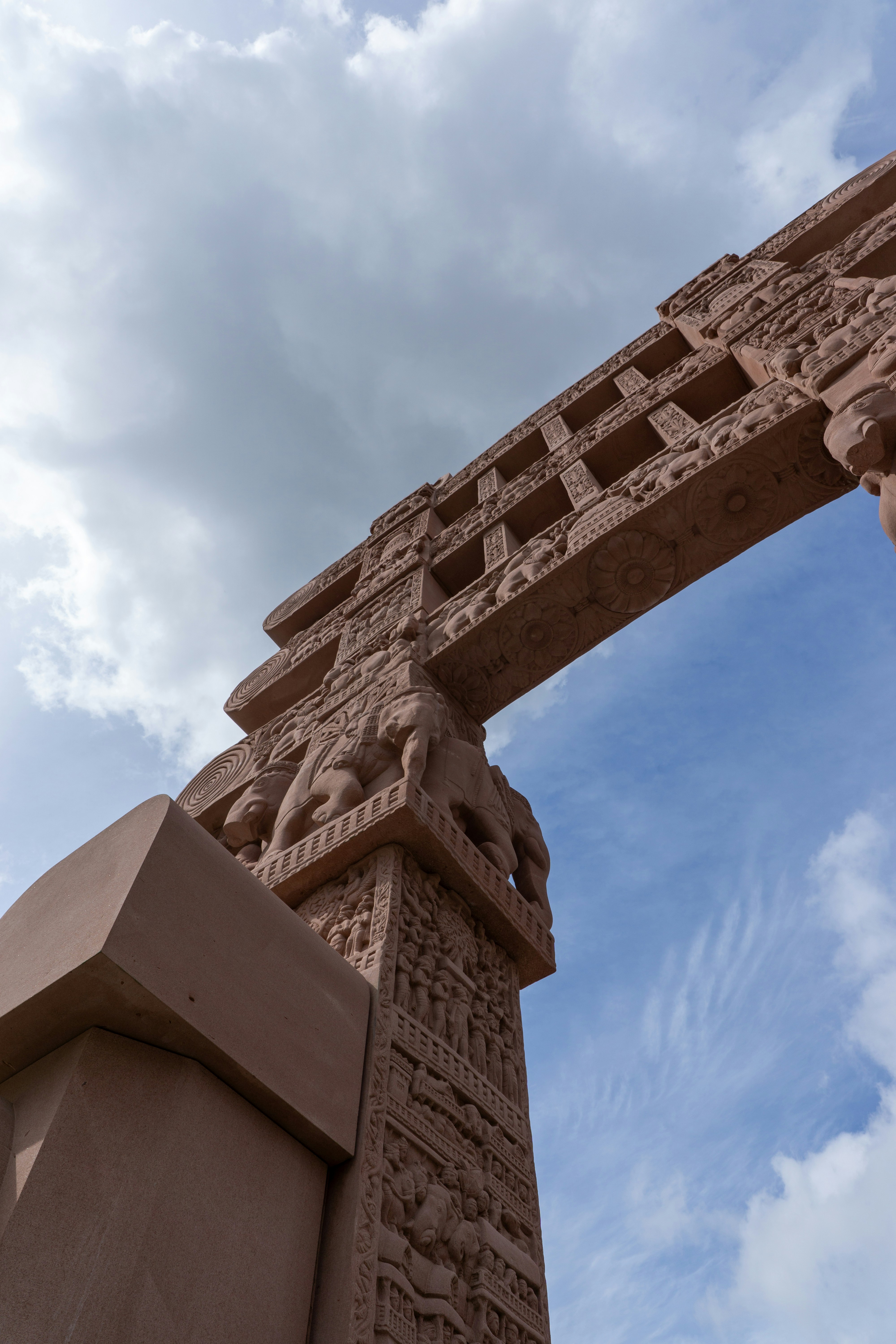 A tall stone structure with a sky in the background photo – Free ...