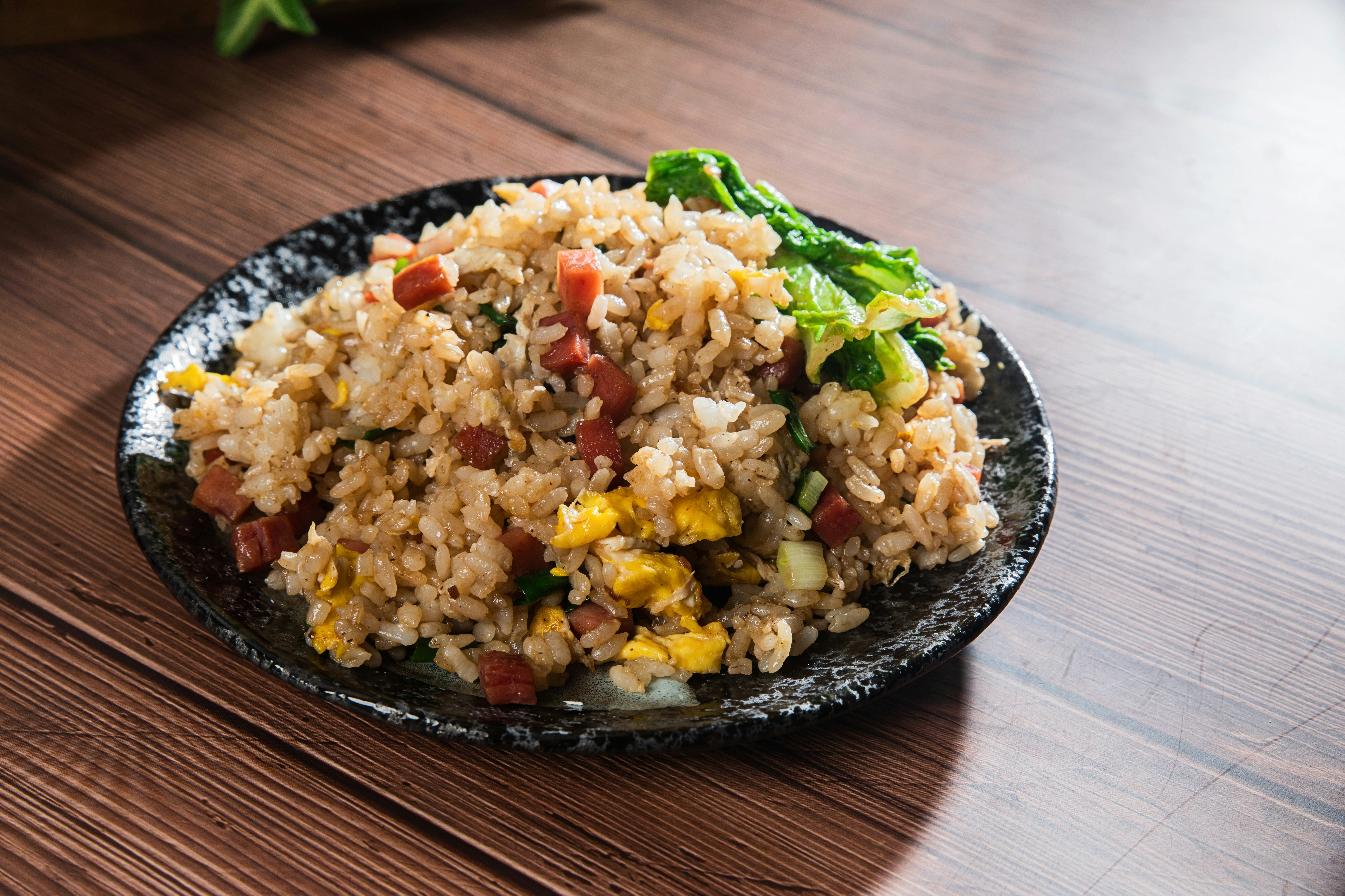 Une assiette de riz et de légumes sur une table en bois photo – Photo ...