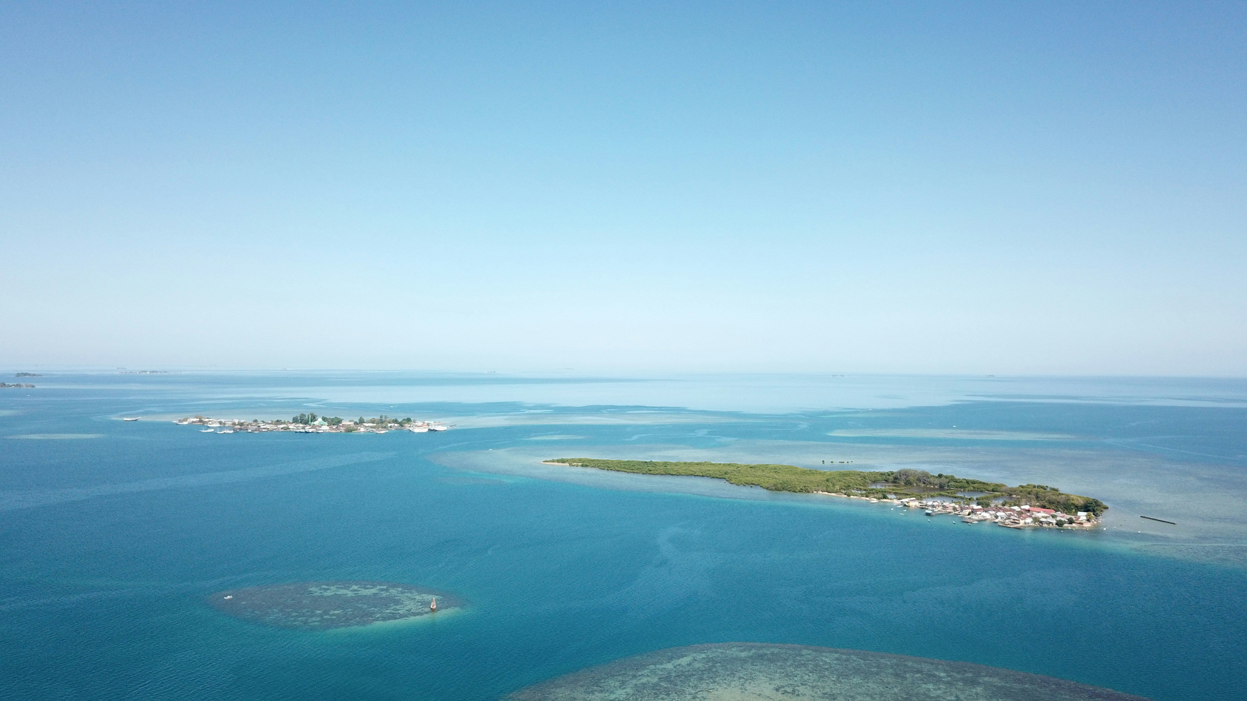 A small island in the middle of the ocean photo – Free Land Image on ...