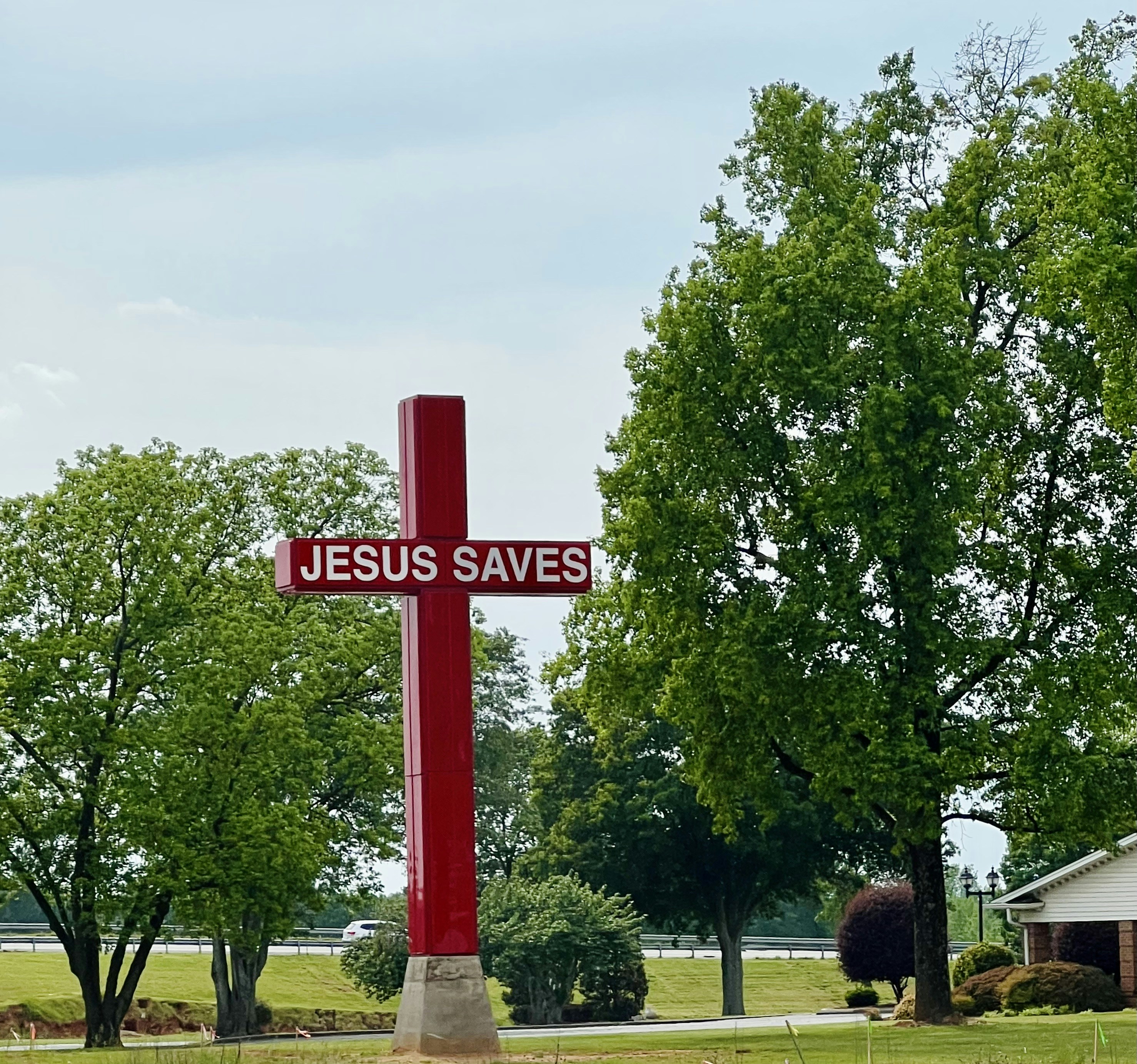 Une croix rouge avec un signe Jésus sauve dessus photo – Photo ...