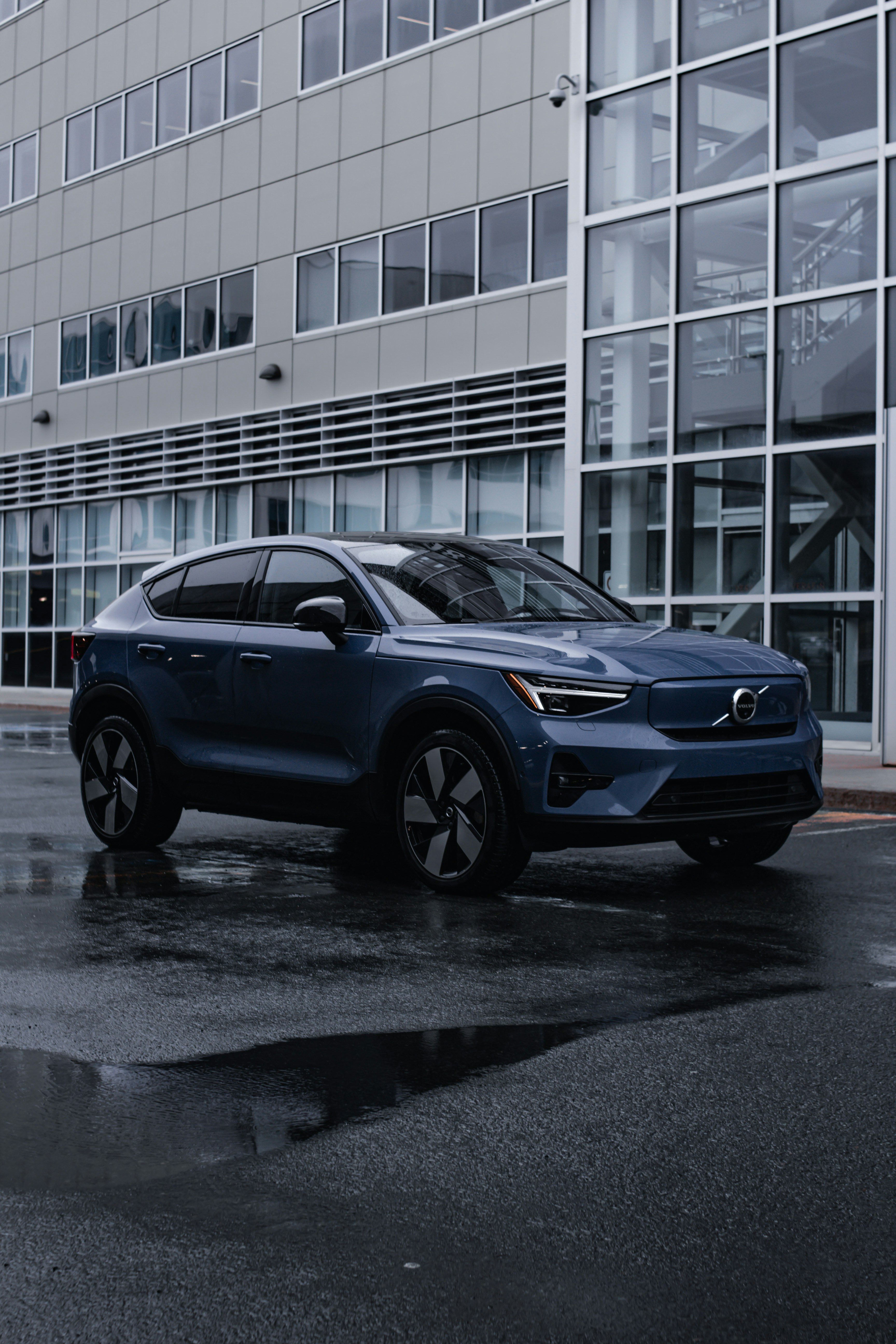 A blue volvo suv parked in front of a building photo – Free Vehicle ...