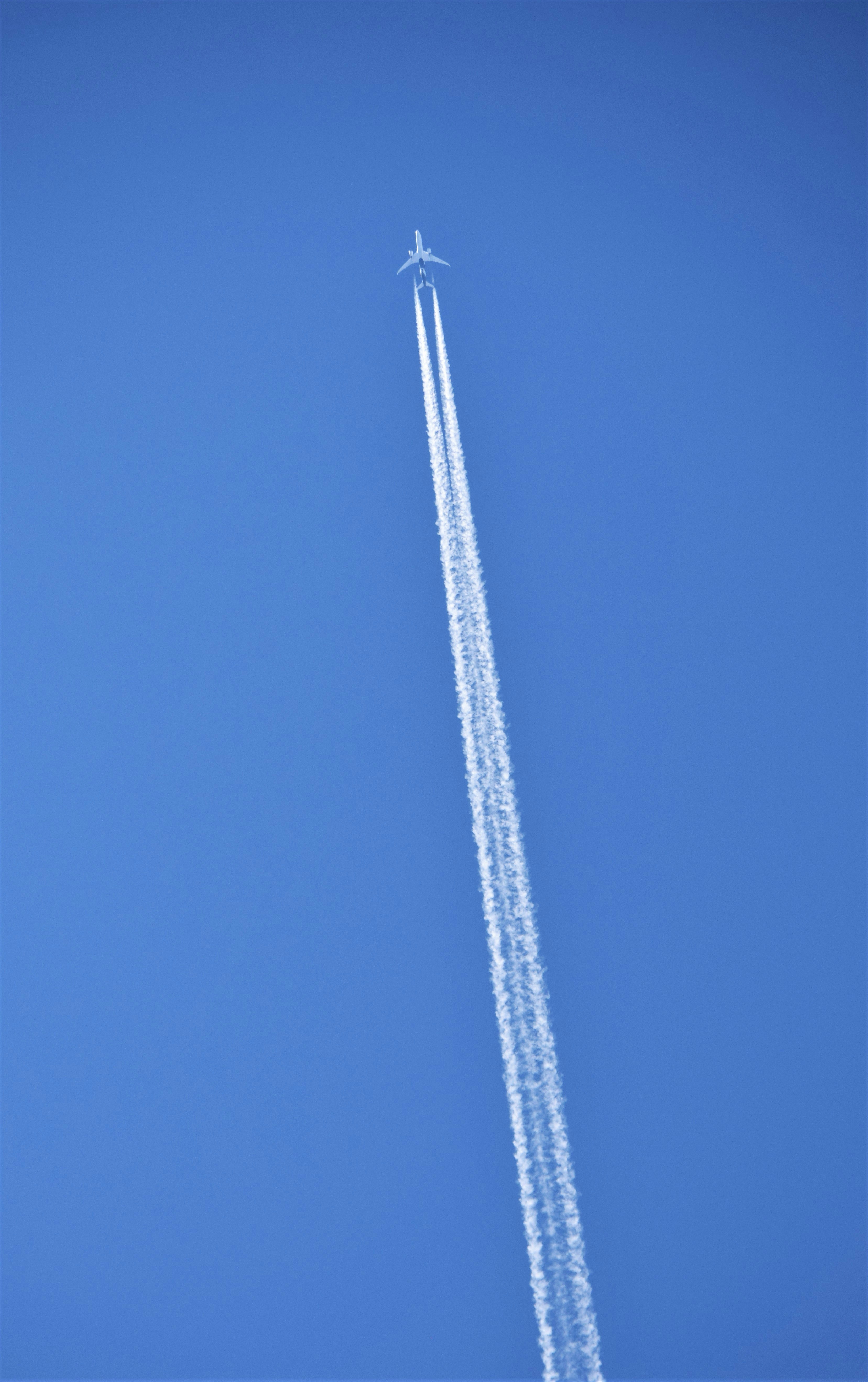 Foto Un avión vuela alto en el cielo – Imagen Avión gratis en Unsplash