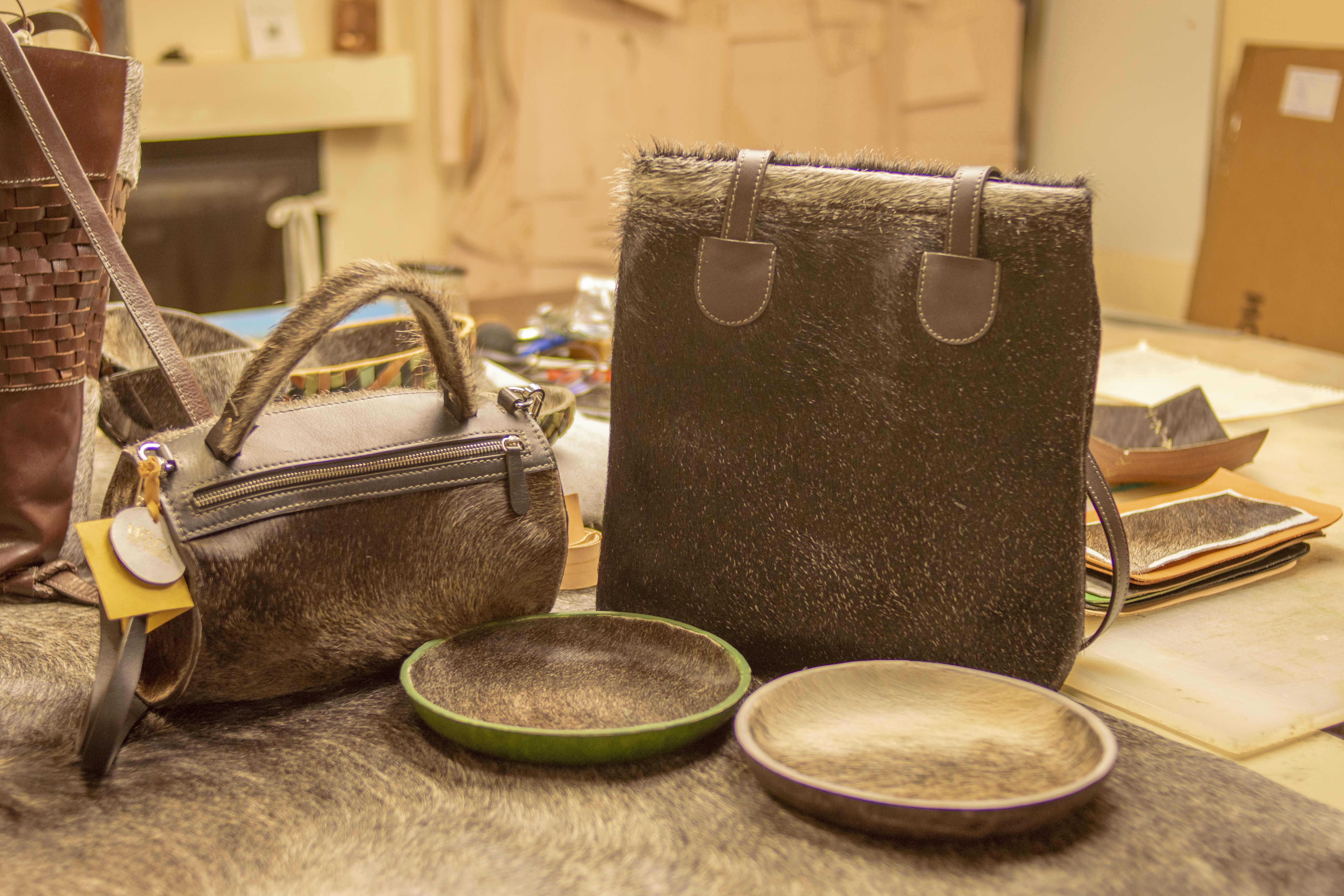 Two purses and a bowl on a table photo – Free España Image on Unsplash