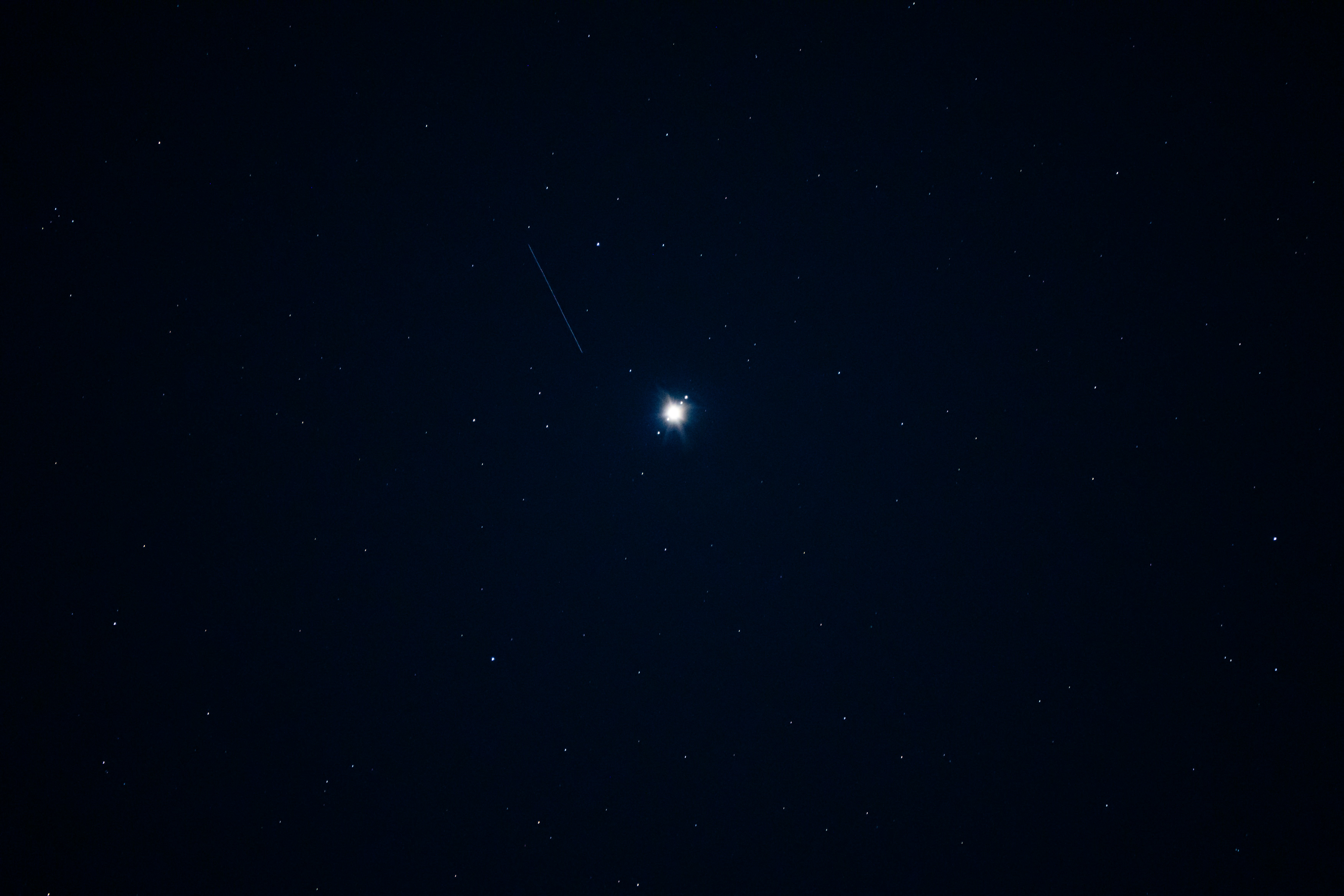 A bright star shines in the night sky photo – Free Light Image on Unsplash
