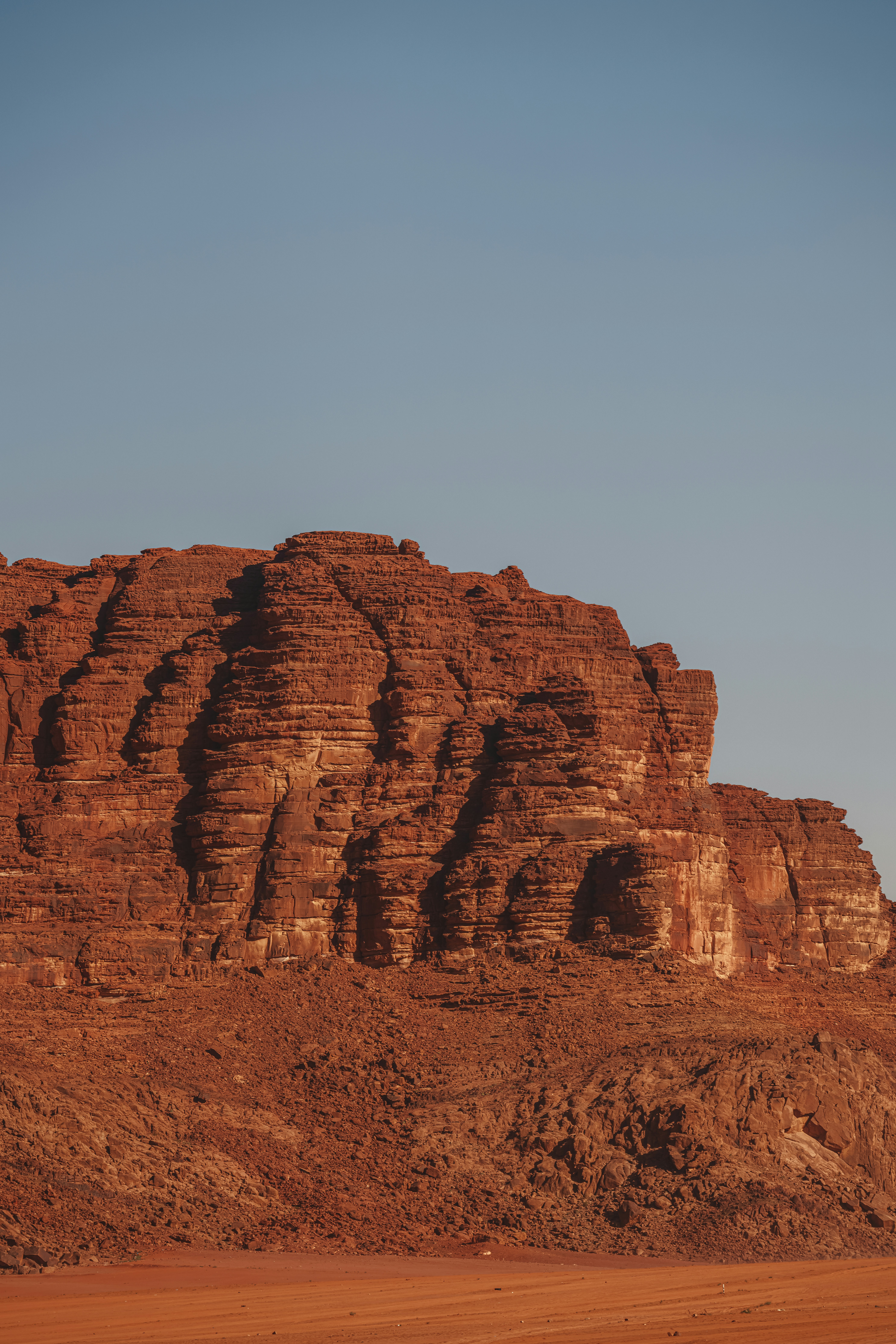 Une grande formation rocheuse au milieu d’un désert photo – Image ...