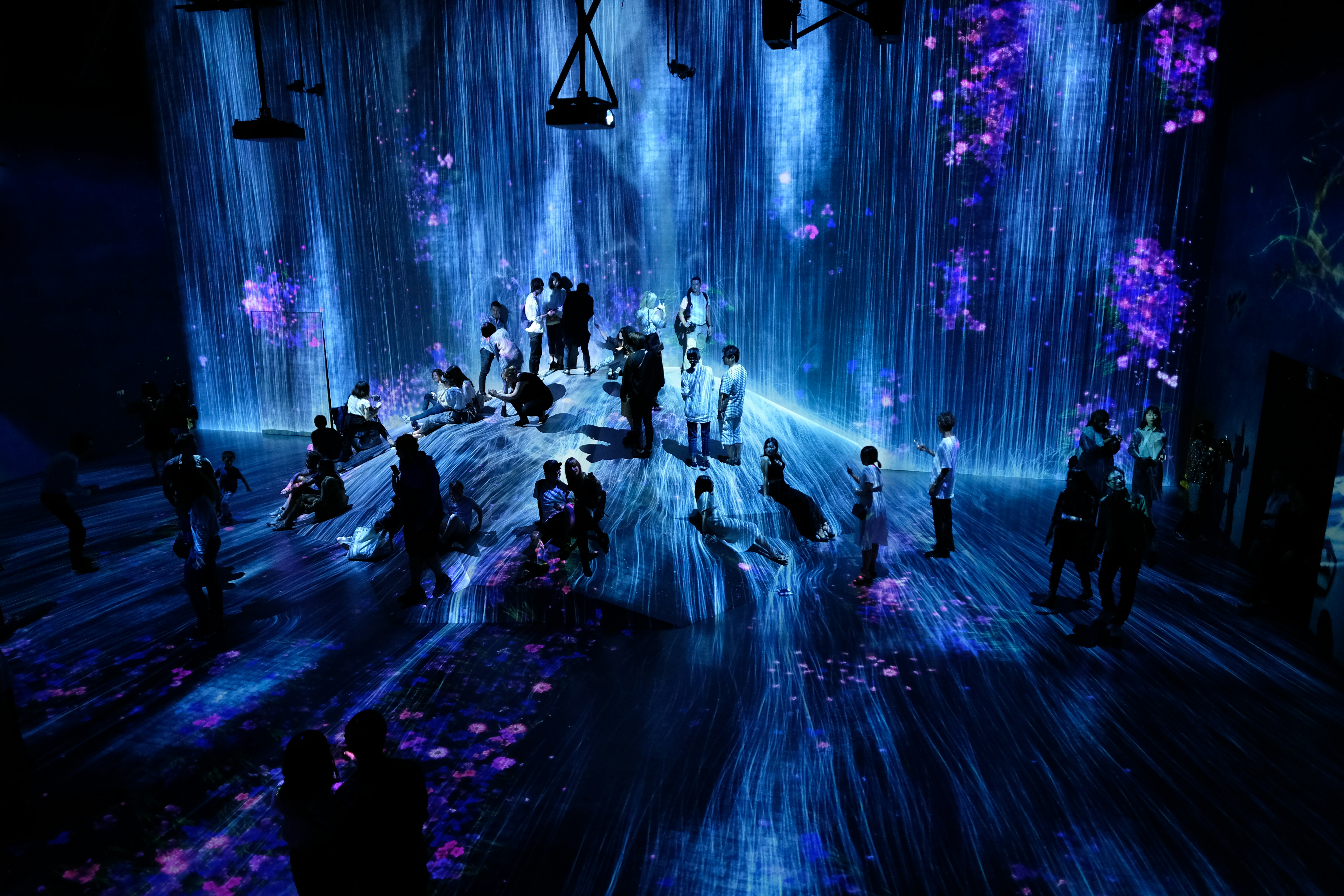 Centerstage Under a Blue Veil: Visitors in an Immersive Fiber-Optic Installation
