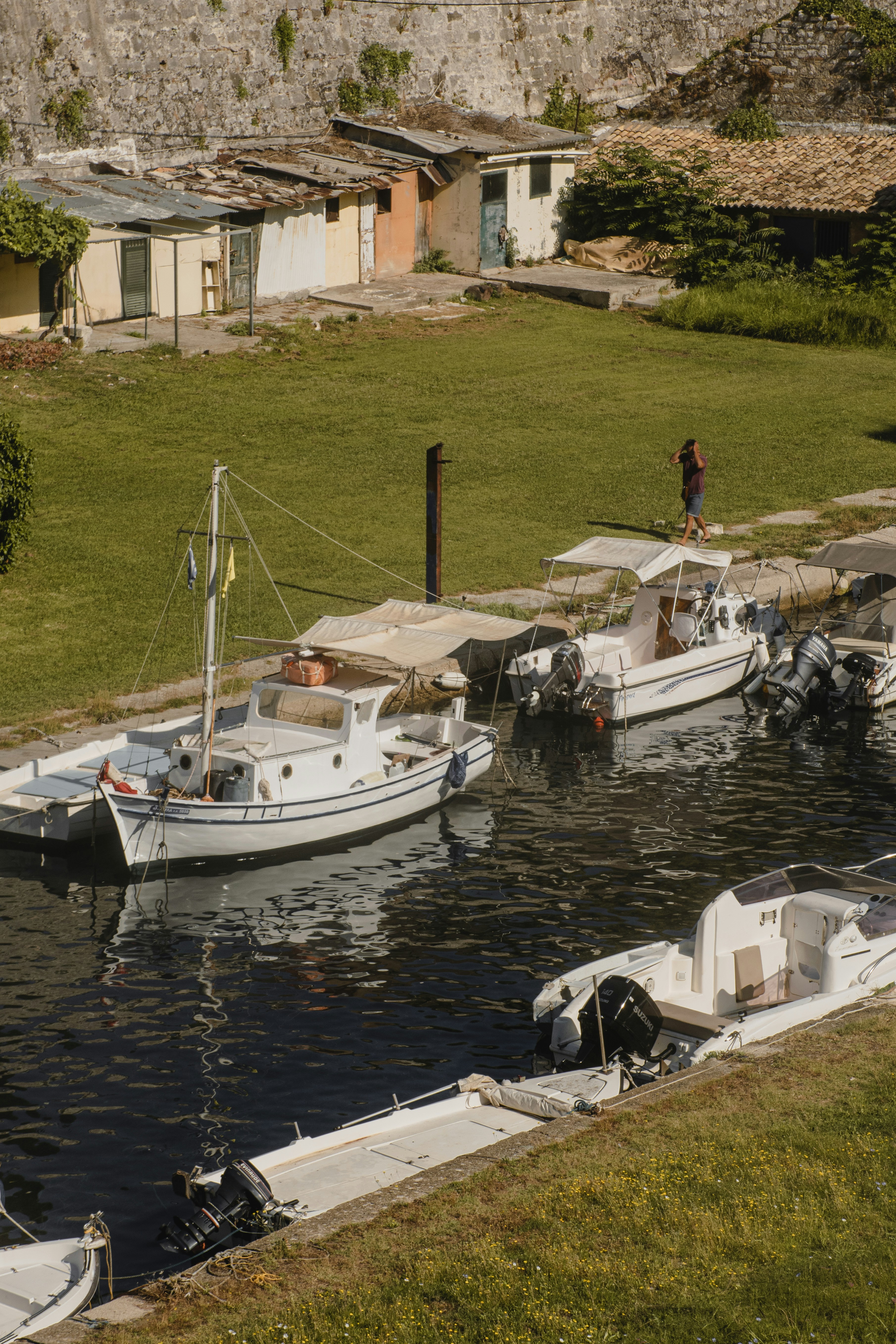 Un par de botes que están sentados en el agua foto – Imagen de Bote ...