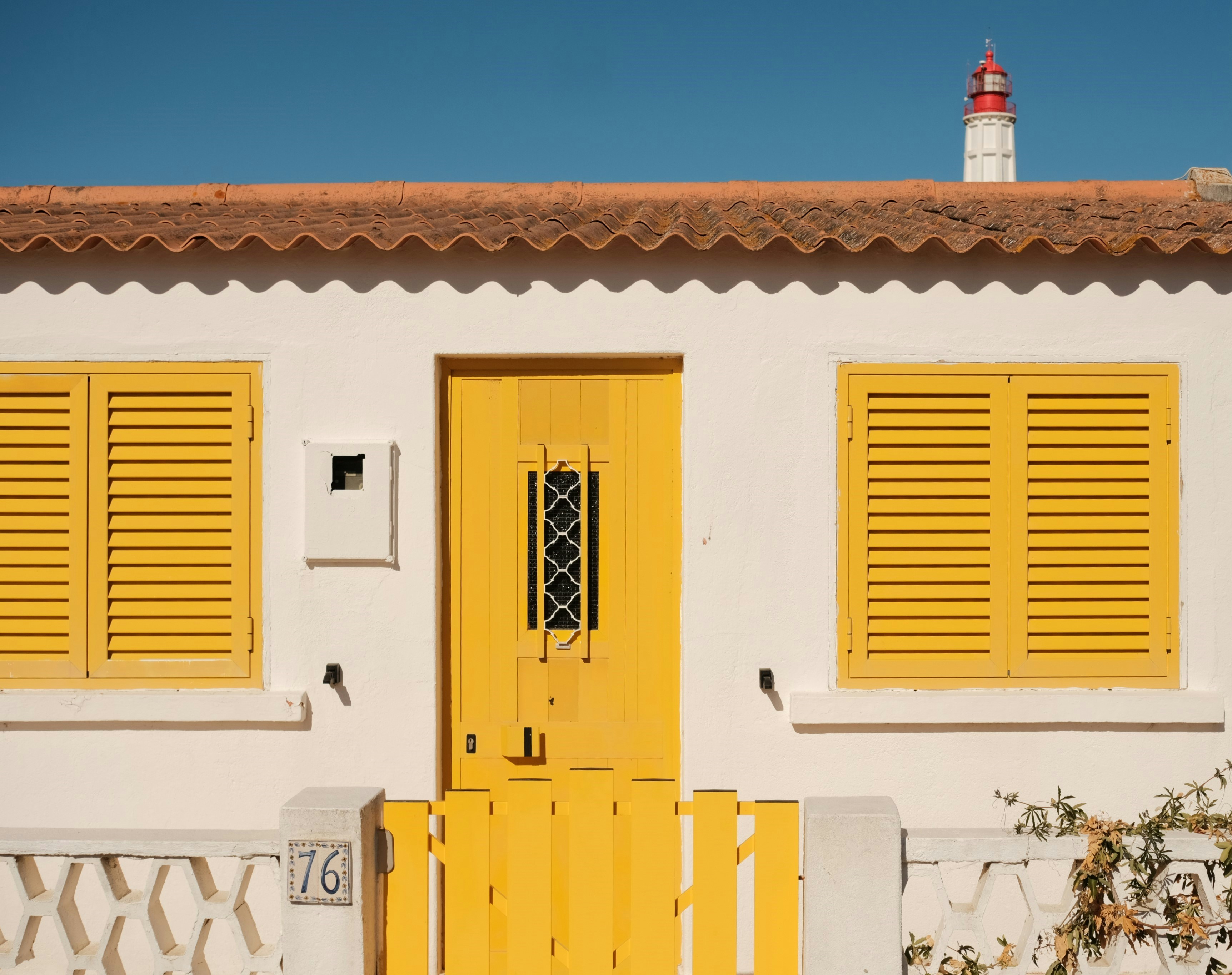 A white house with yellow shutters and a red roof photo – Free Ilha do ...