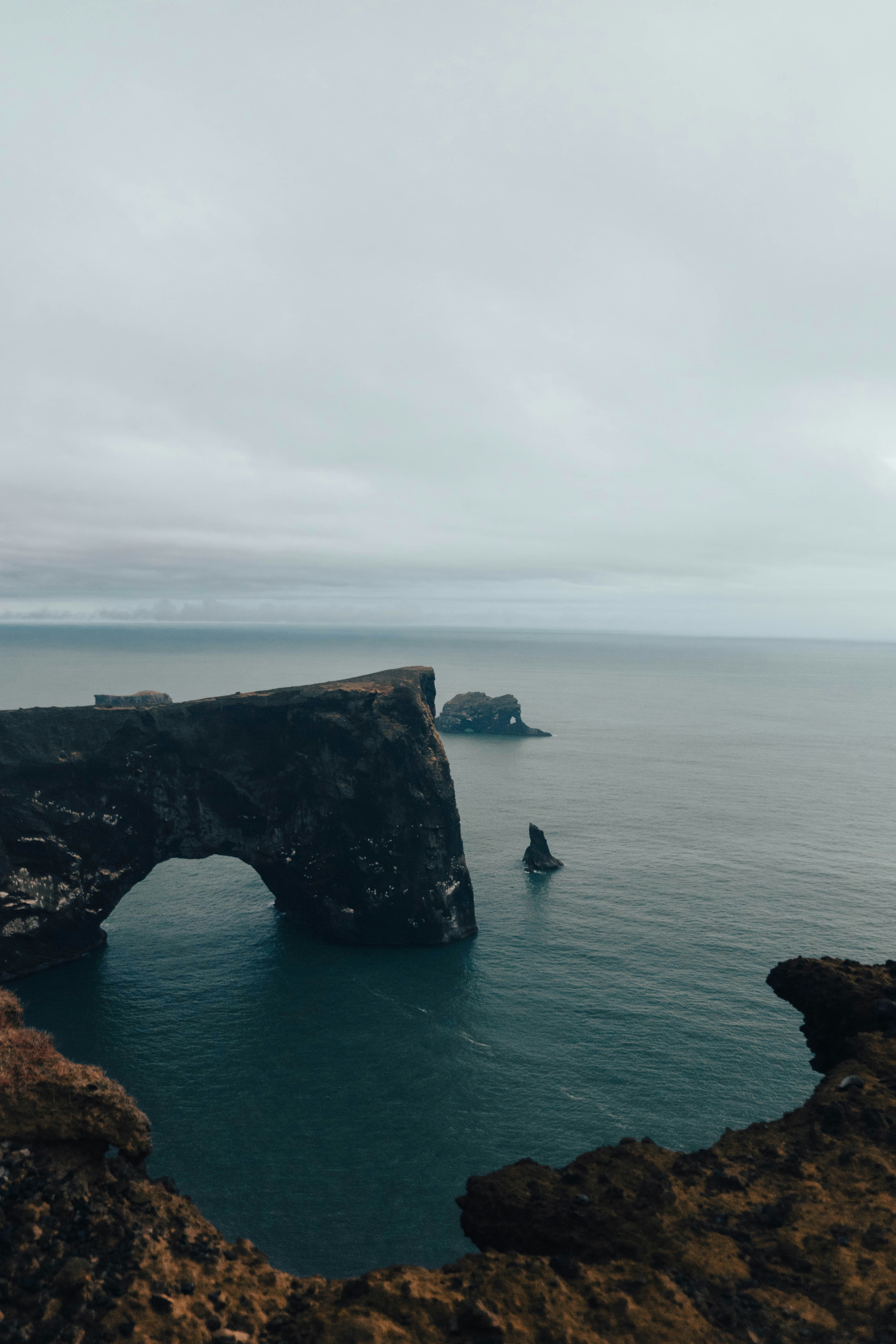 Une grande formation rocheuse au milieu d’un plan d’eau photo – Image ...