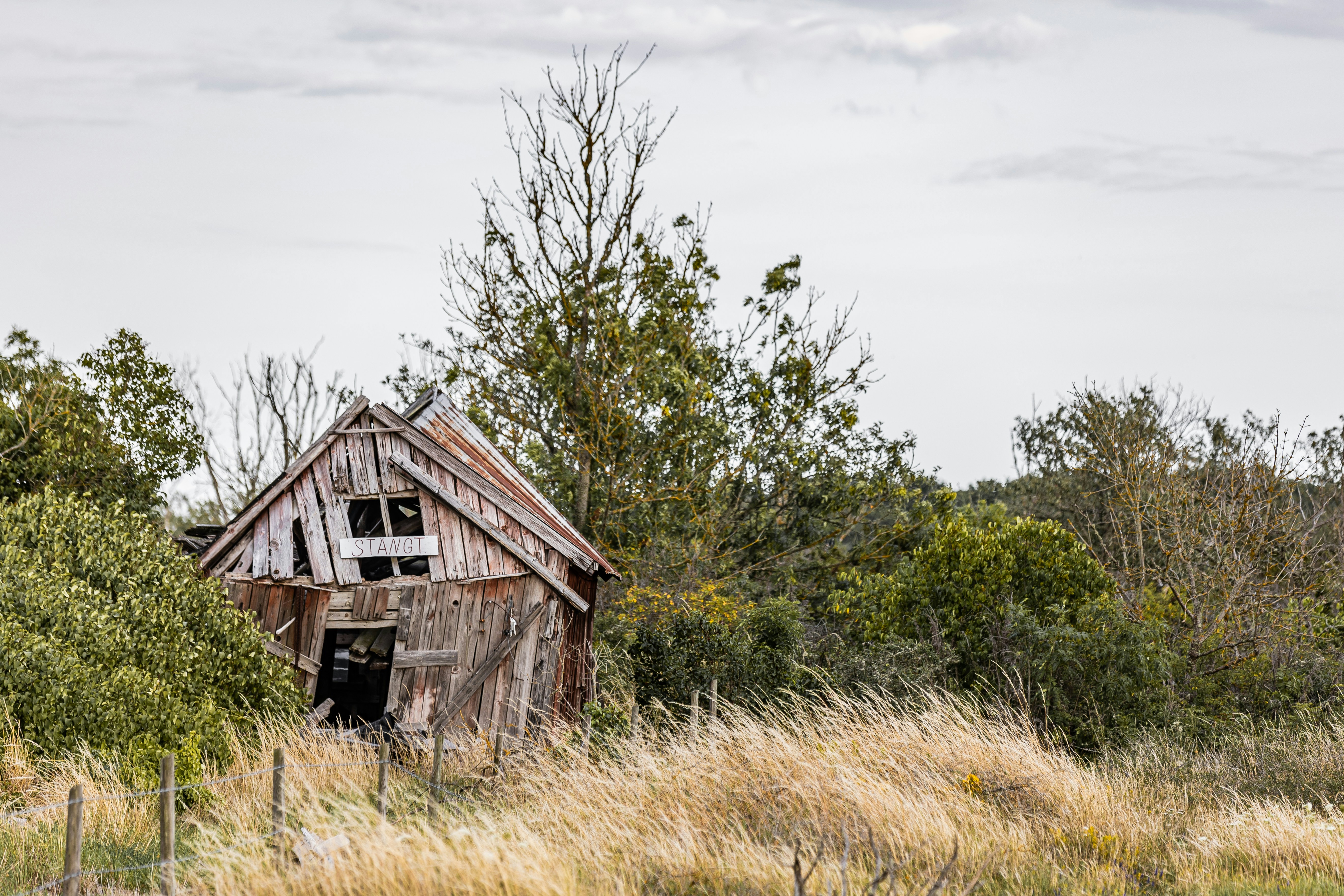 An old run down barn in the middle of a field photo – Free Borgholm Image on Unsplash