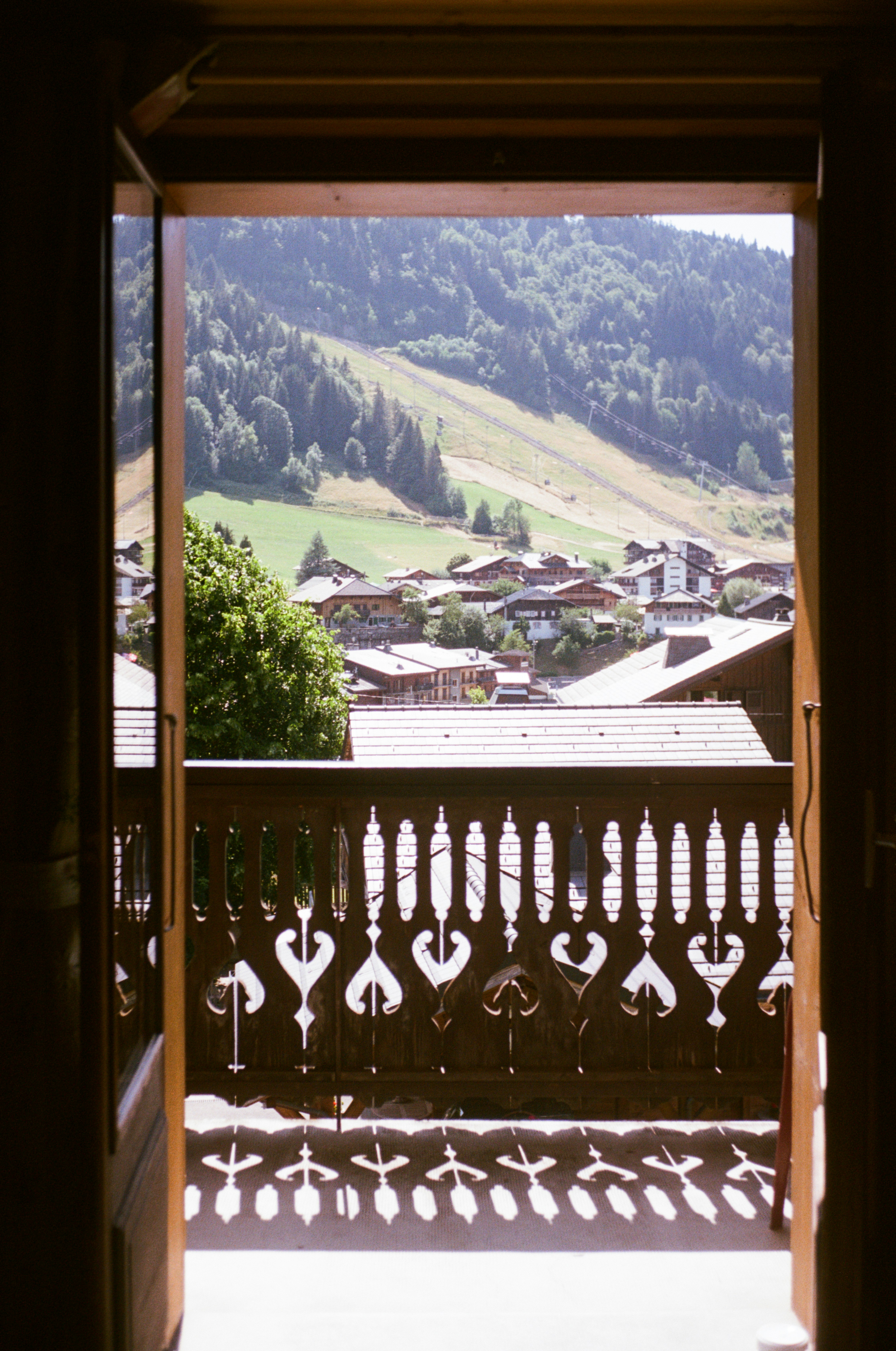Une porte ouverte avec vue sur une ville au loin photo – Photo Morzine ...