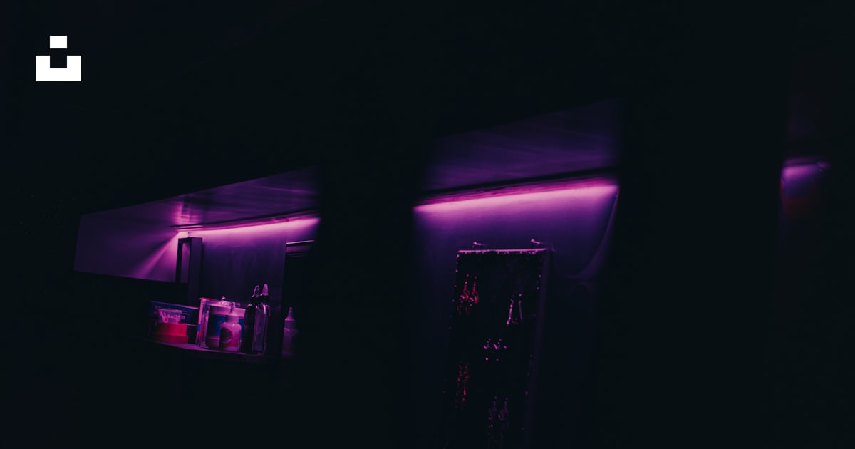 壁に紫色の光が灯された暗い部屋の写真 Unsplashの無料ネオンレイン写真