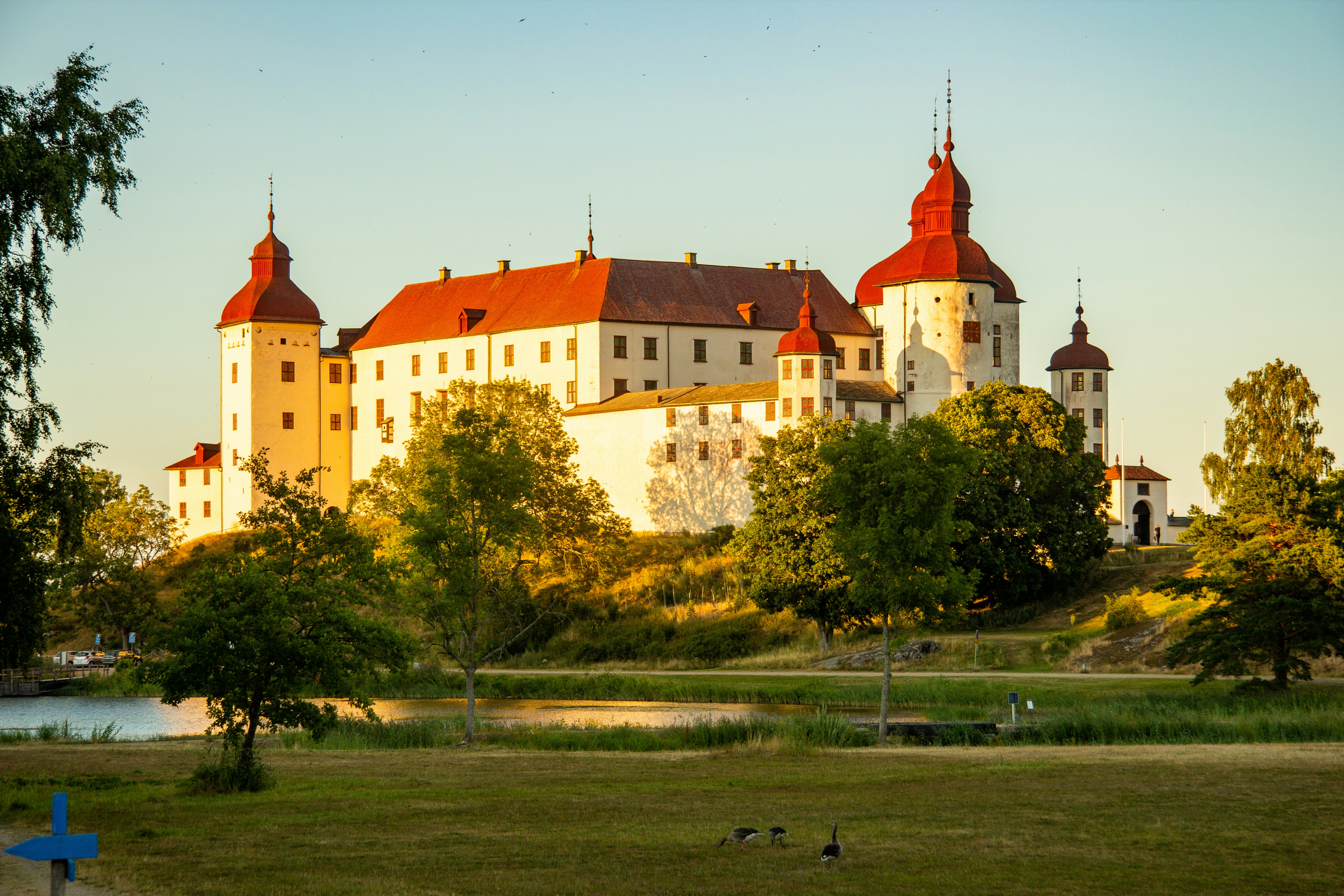 A large white castle sitting on top of a lush green field photo – Free ...