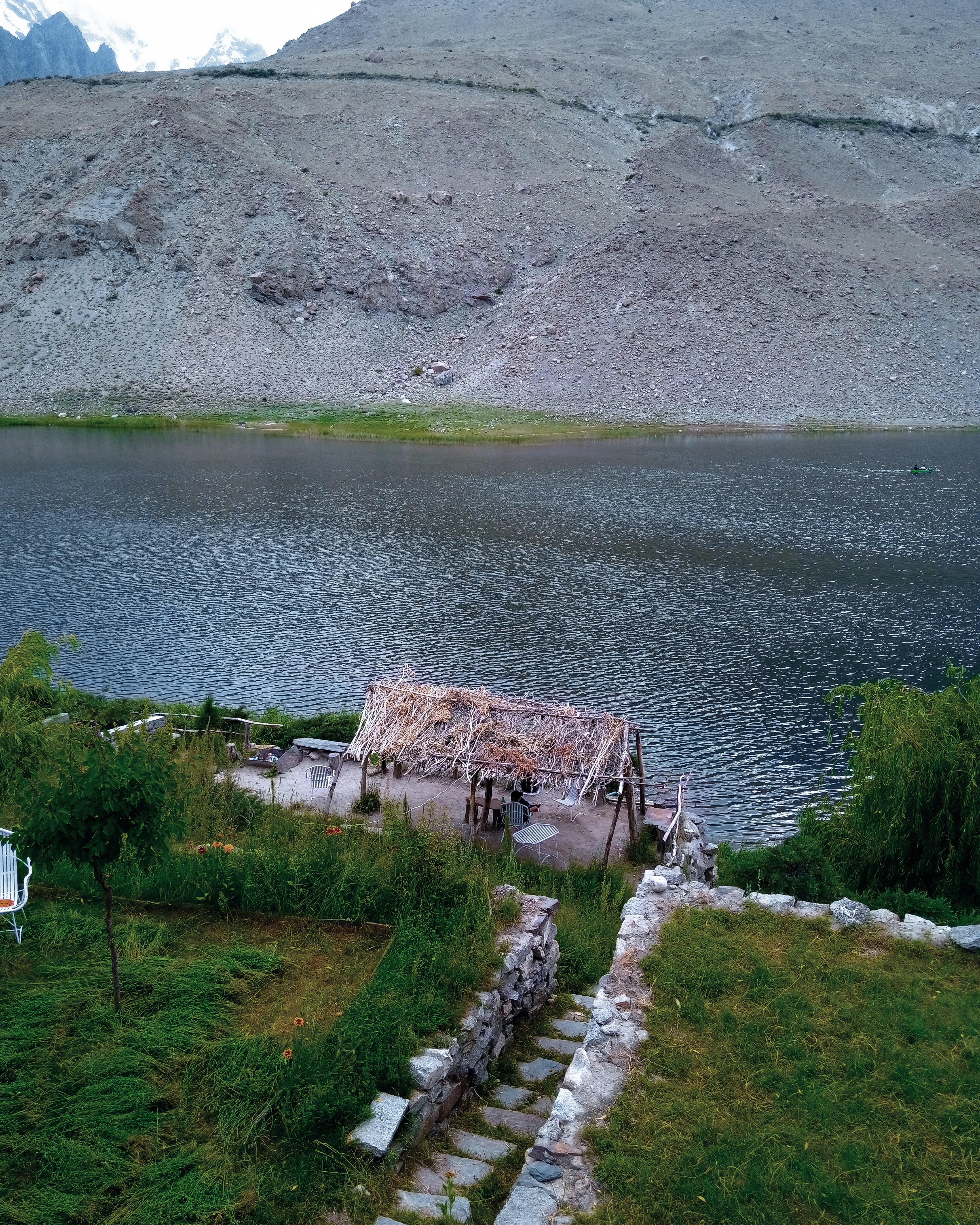 An abandoned boat sitting on the shore of a lake photo – Free Borit ...