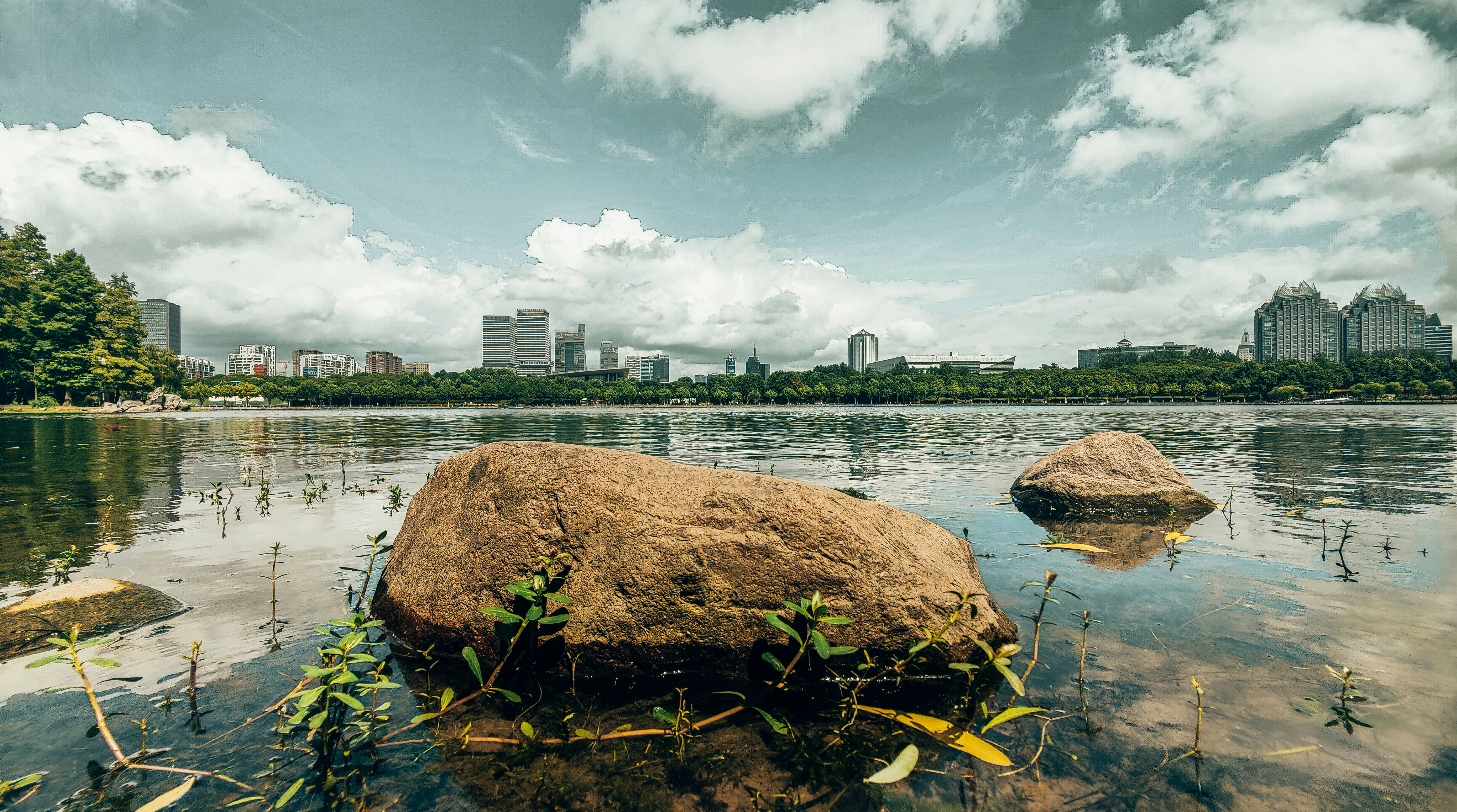 Un gros rocher assis au milieu d’un lac photo – Photo Urbain Gratuite ...