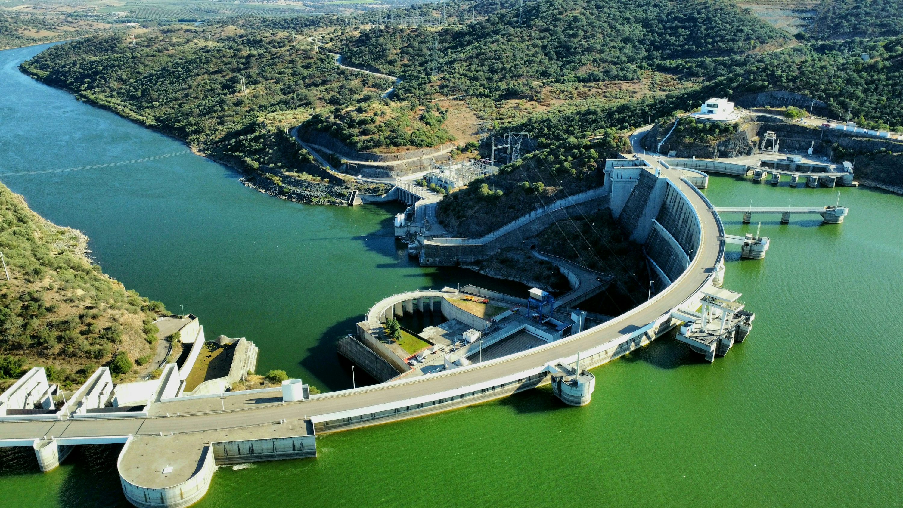 Vue aérienne d’un barrage au milieu d’un lac photo – Image gratuite de ... Vue aérienne d’un barrage au milieu d’un lac photo – Image gratuite de ...