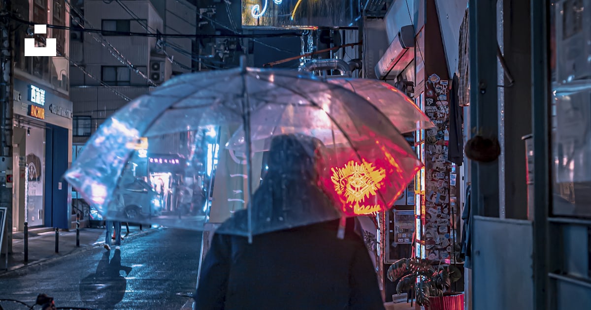 傘を持って通りを歩いている人の写真 Unsplashの無料大阪府 日本写真