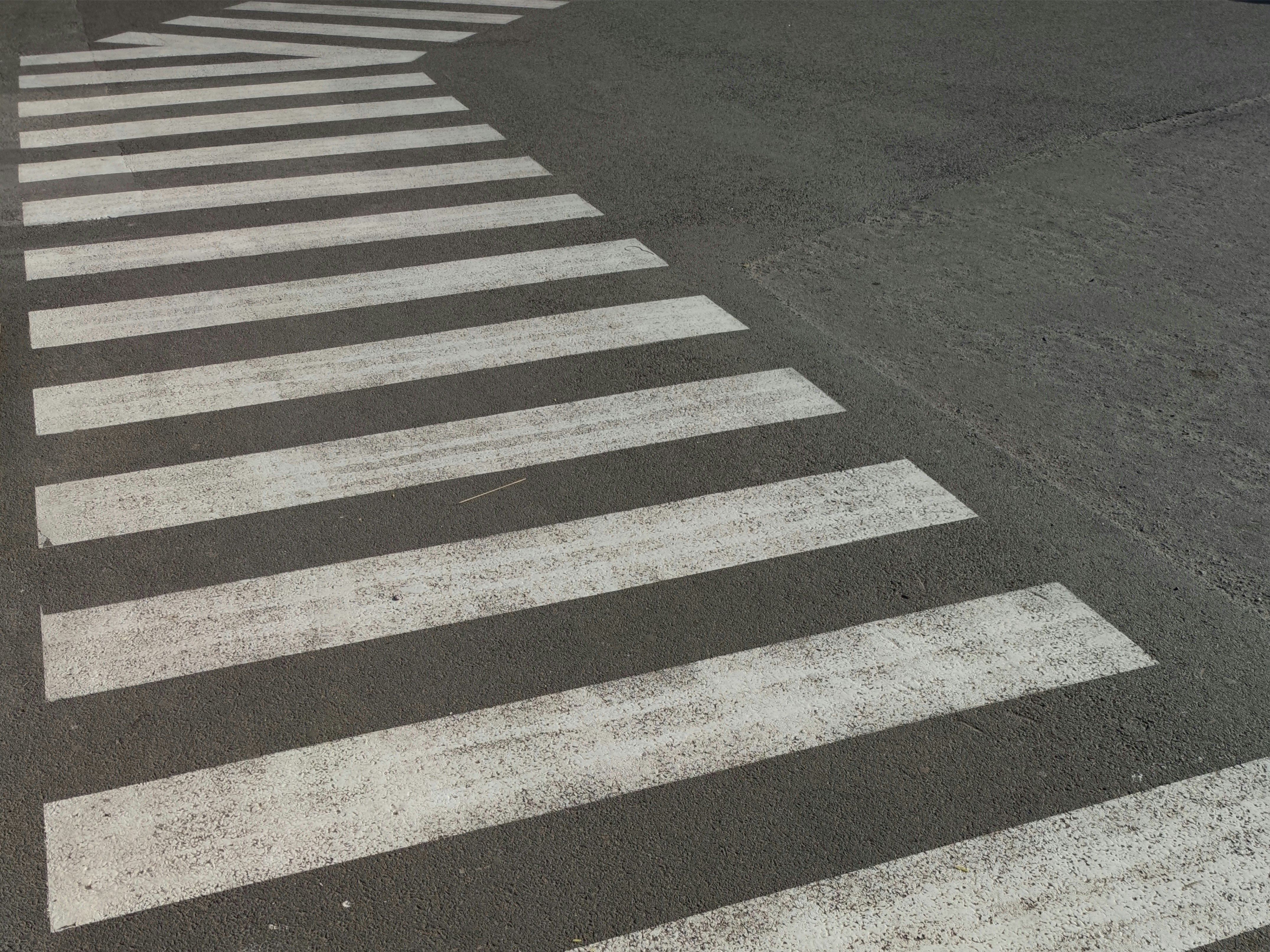 Una señal de alto al costado de una carretera foto – Imagen de La ...