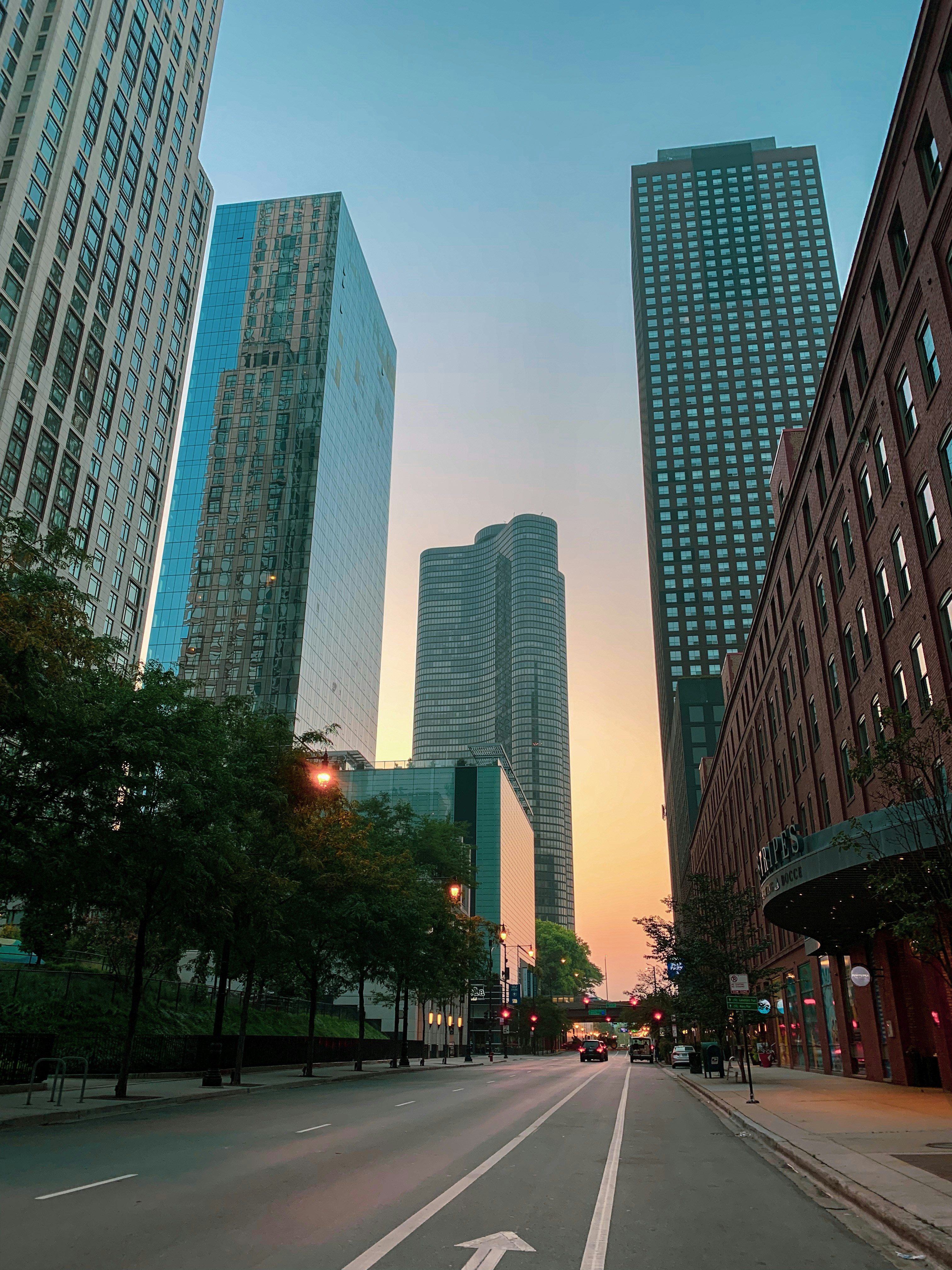 Una calle de la ciudad con edificios altos en el fondo foto – Imagen de ...