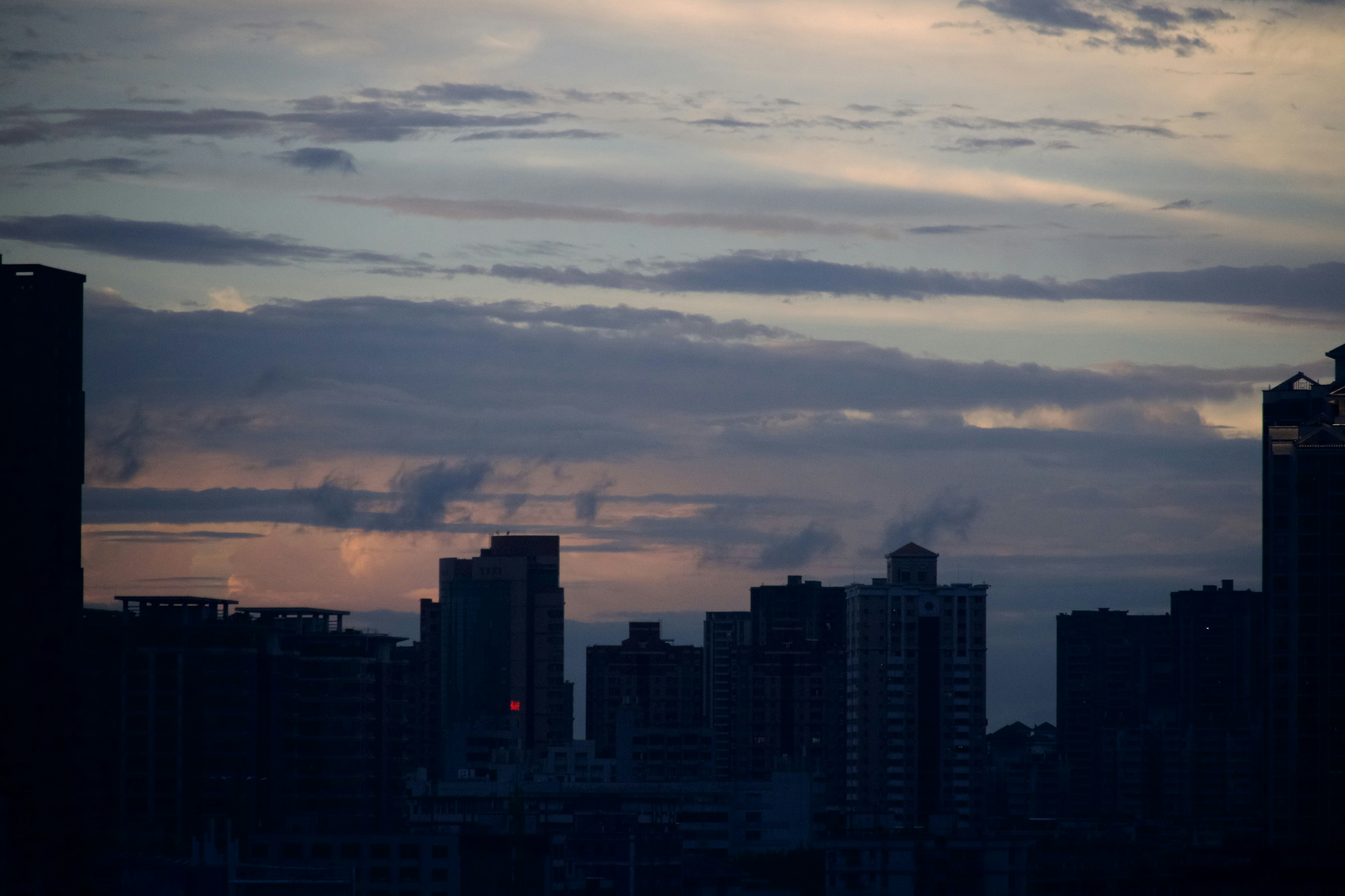 A view of a city skyline at sunset photo – Free City Image on Unsplash