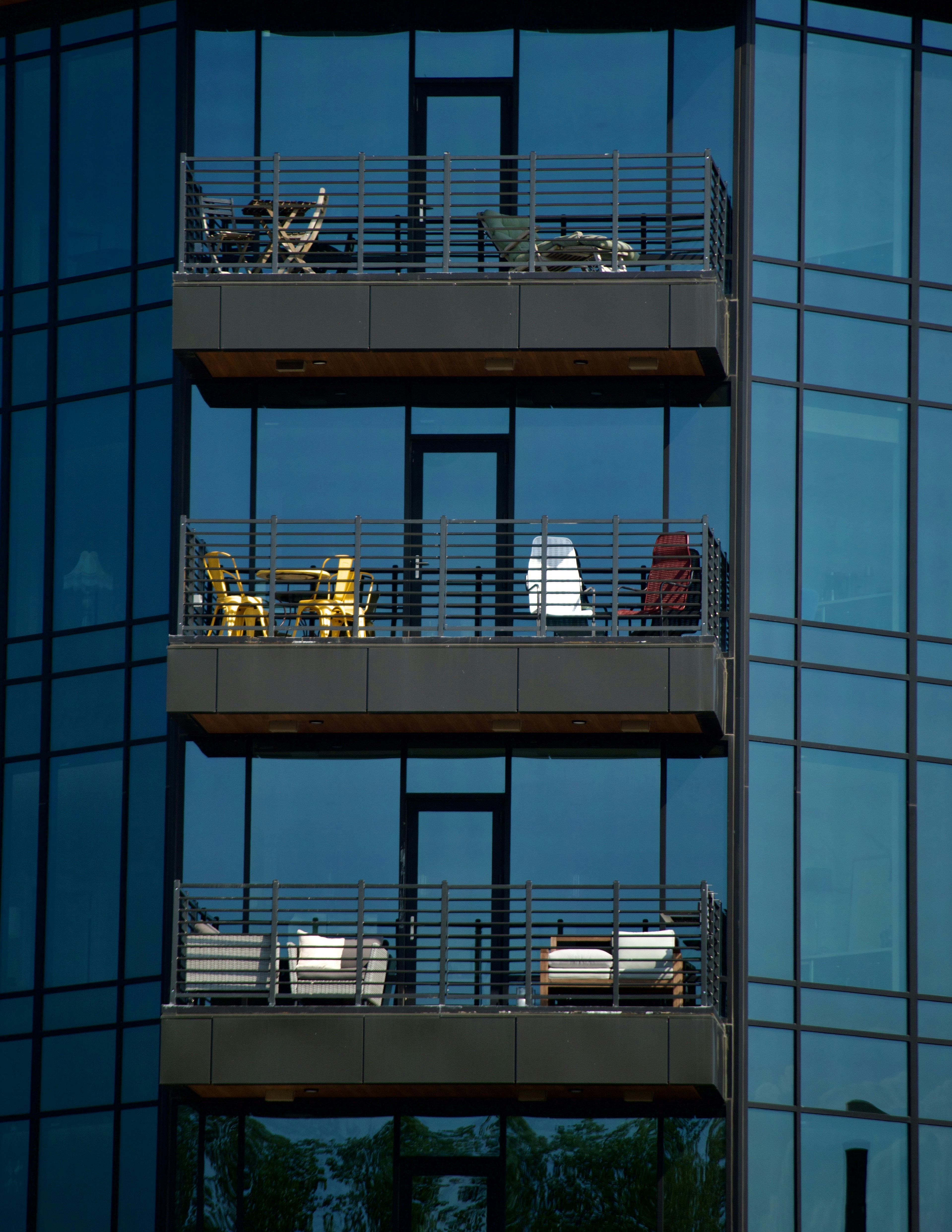 Un grand immeuble avec des balcons et des balcons sur les balcons photo ...