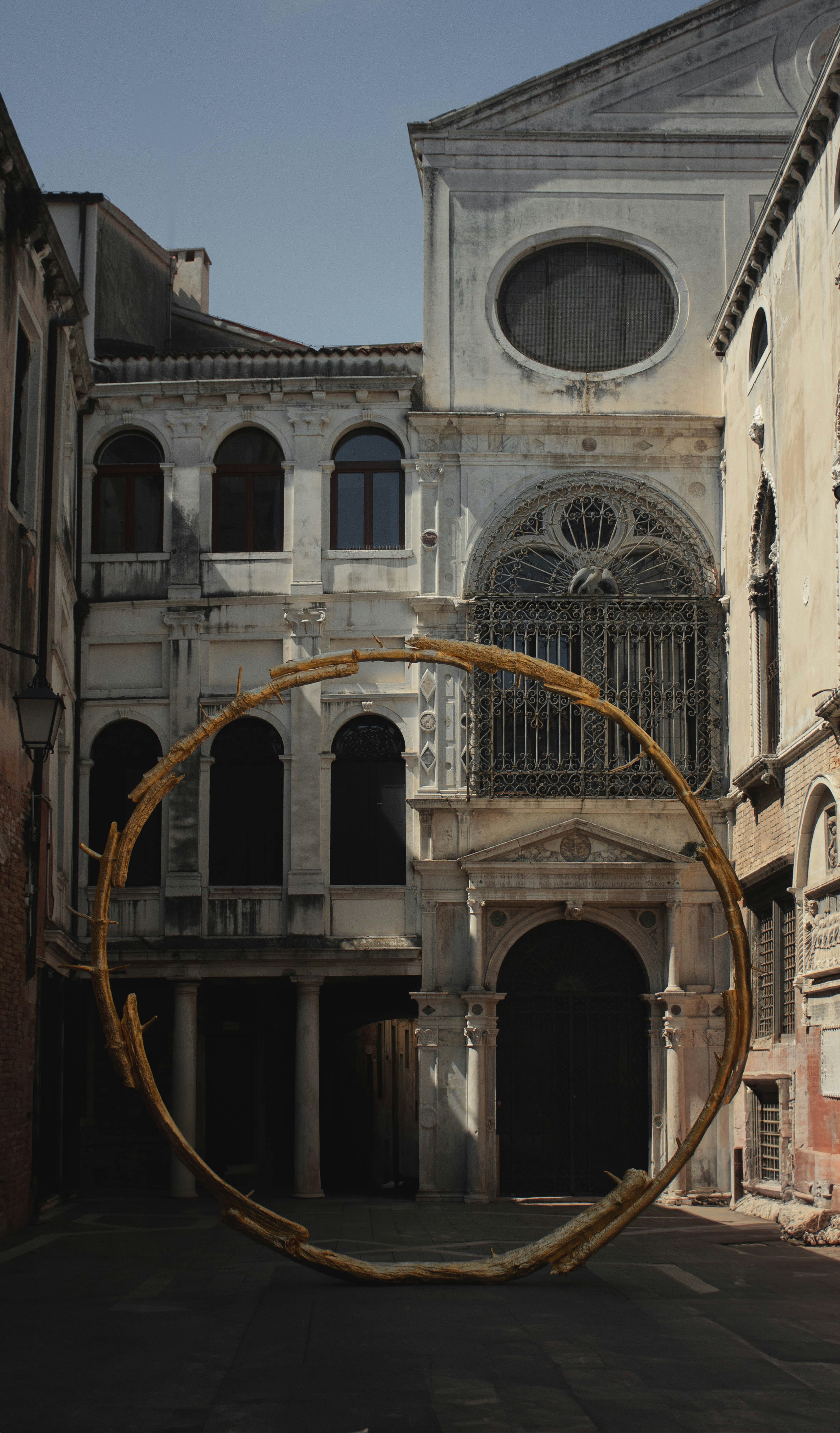 A large circular object in the middle of a courtyard photo – Free ...
