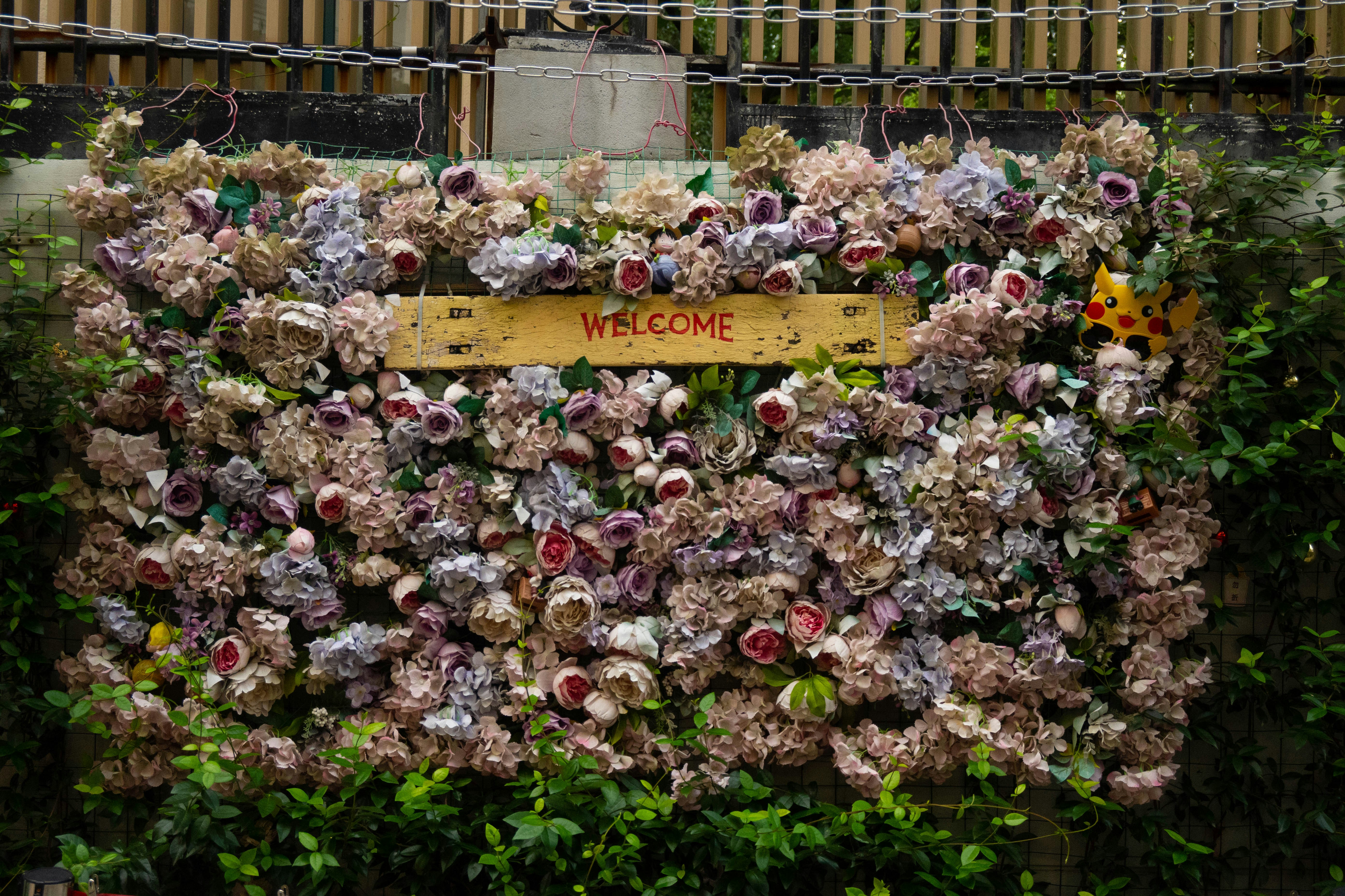 Welcome Floral Wall: A Cascade of Roses and Hydrangeas