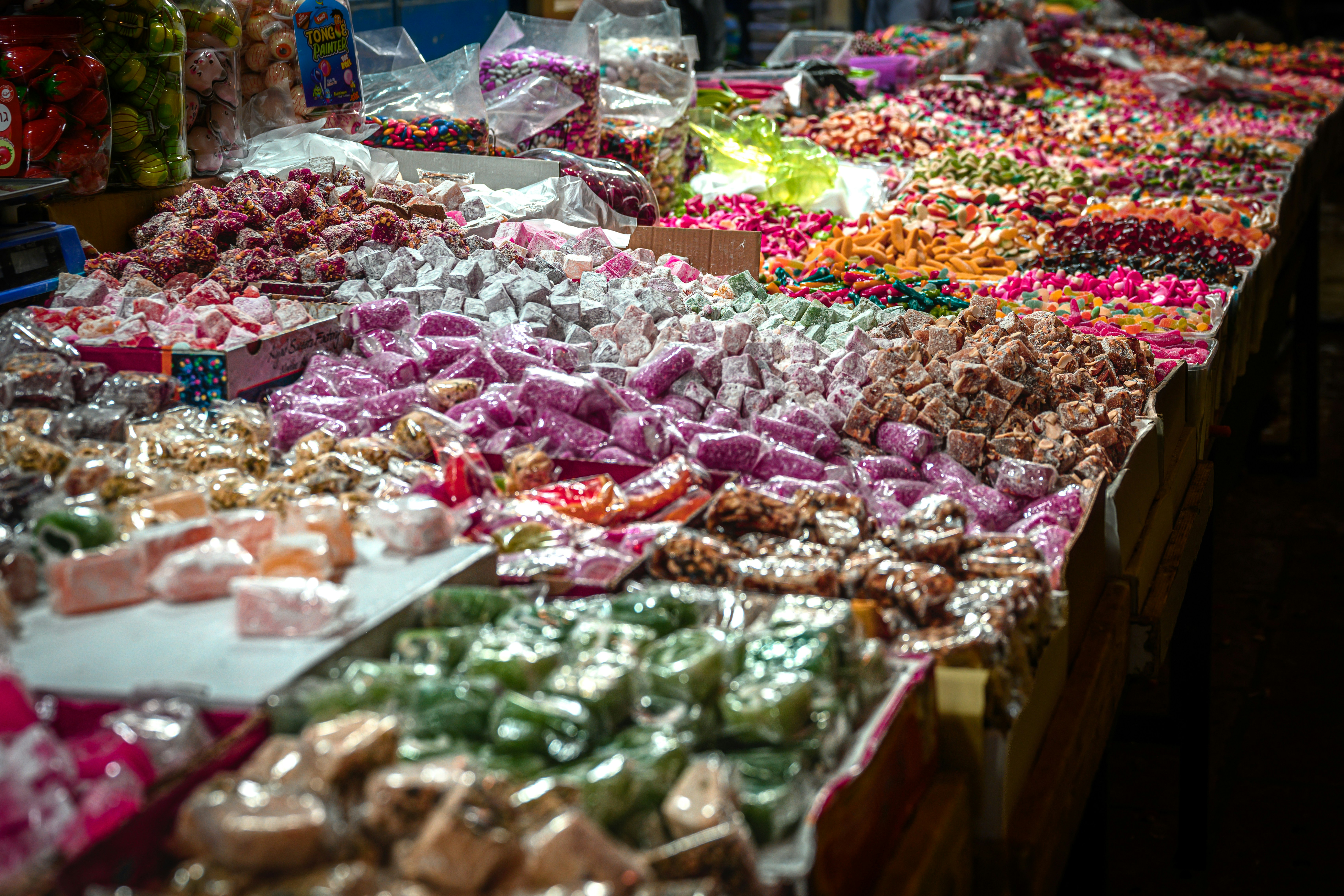 Foto Una mesa llena de muchos tipos diferentes de dulces – Imagen ...