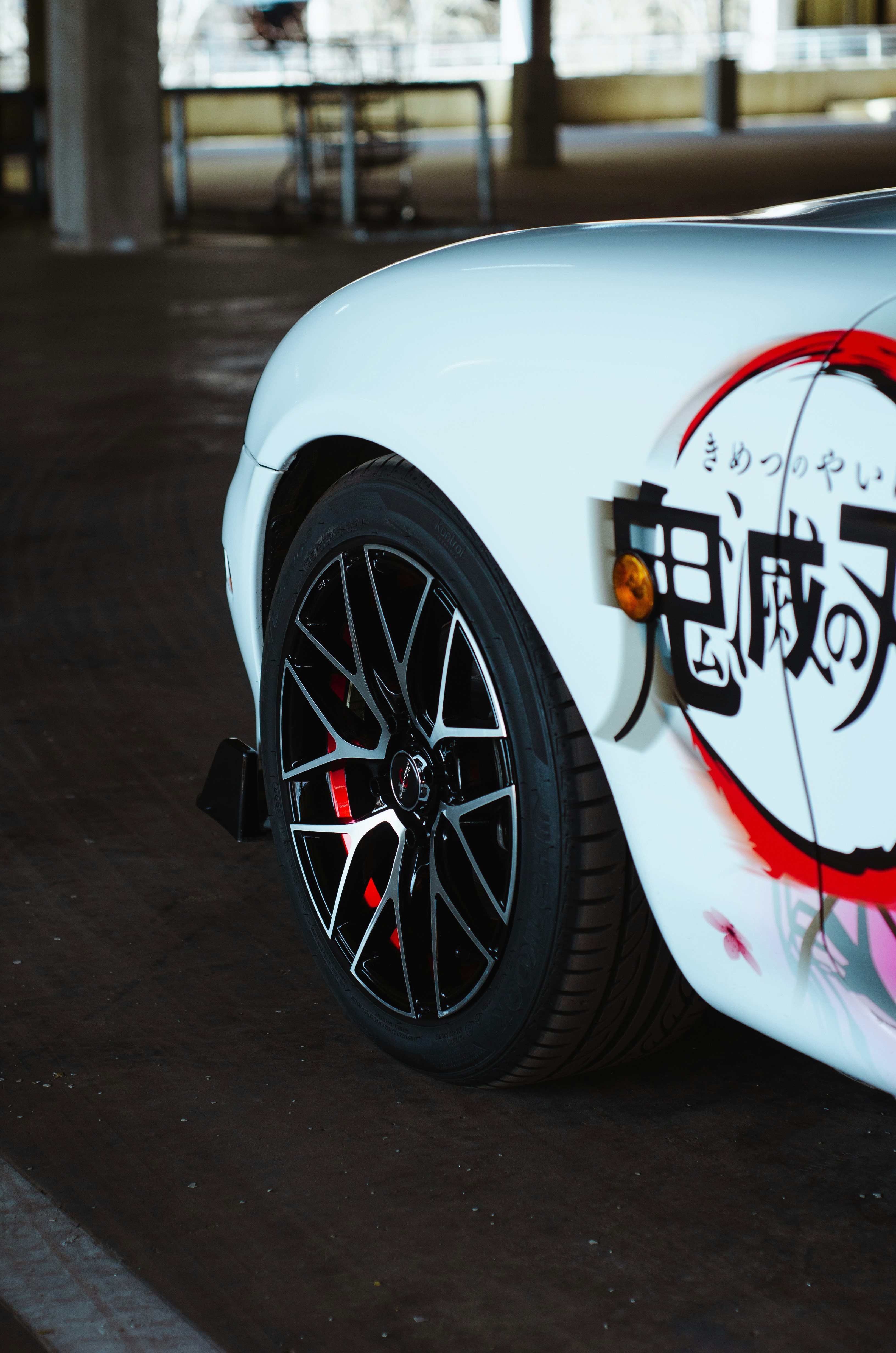 A Wheel that Speaks in Circles: Graphic Car Side in Focus