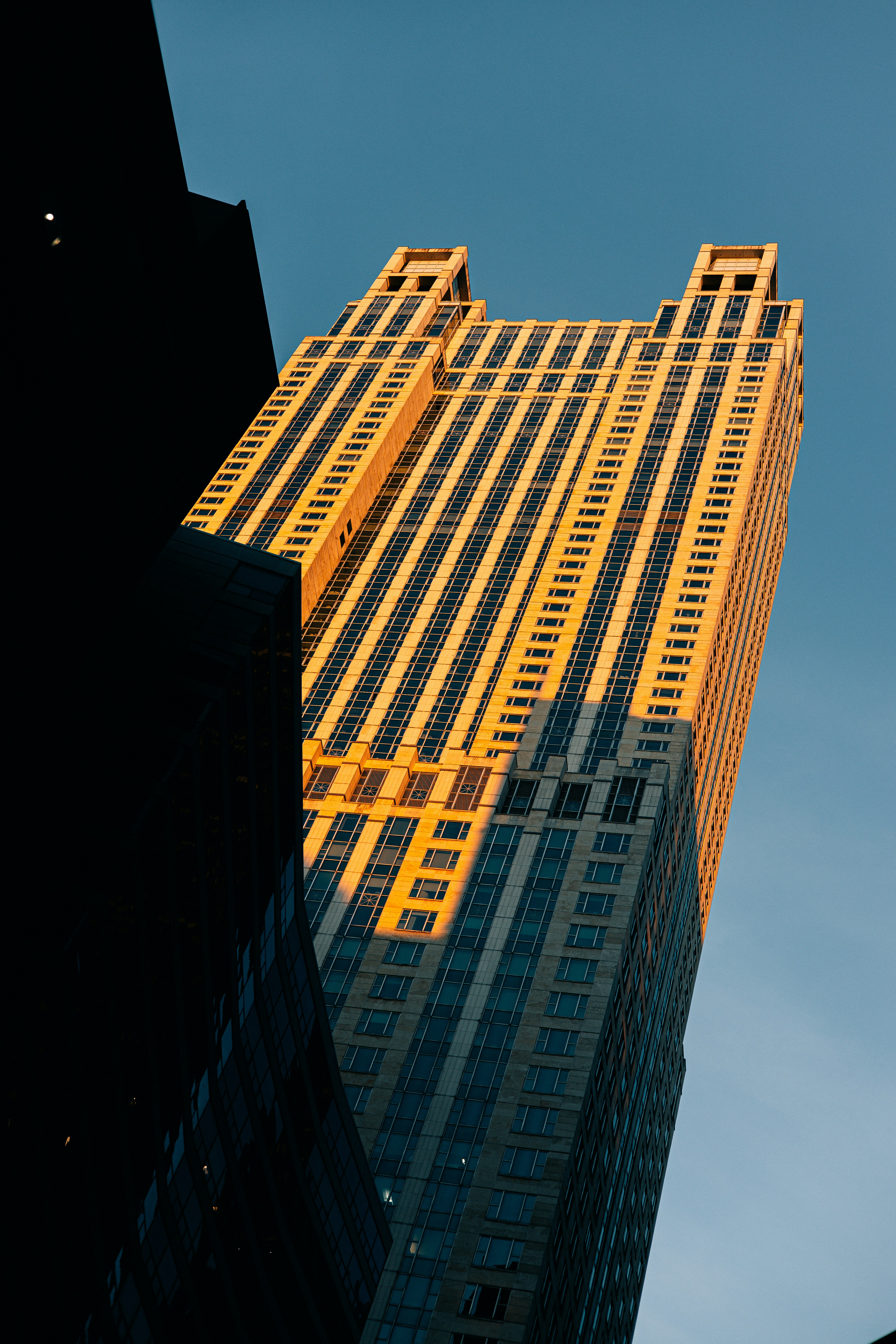 A very tall building towering over a city photo – Free Chicago Image on ...