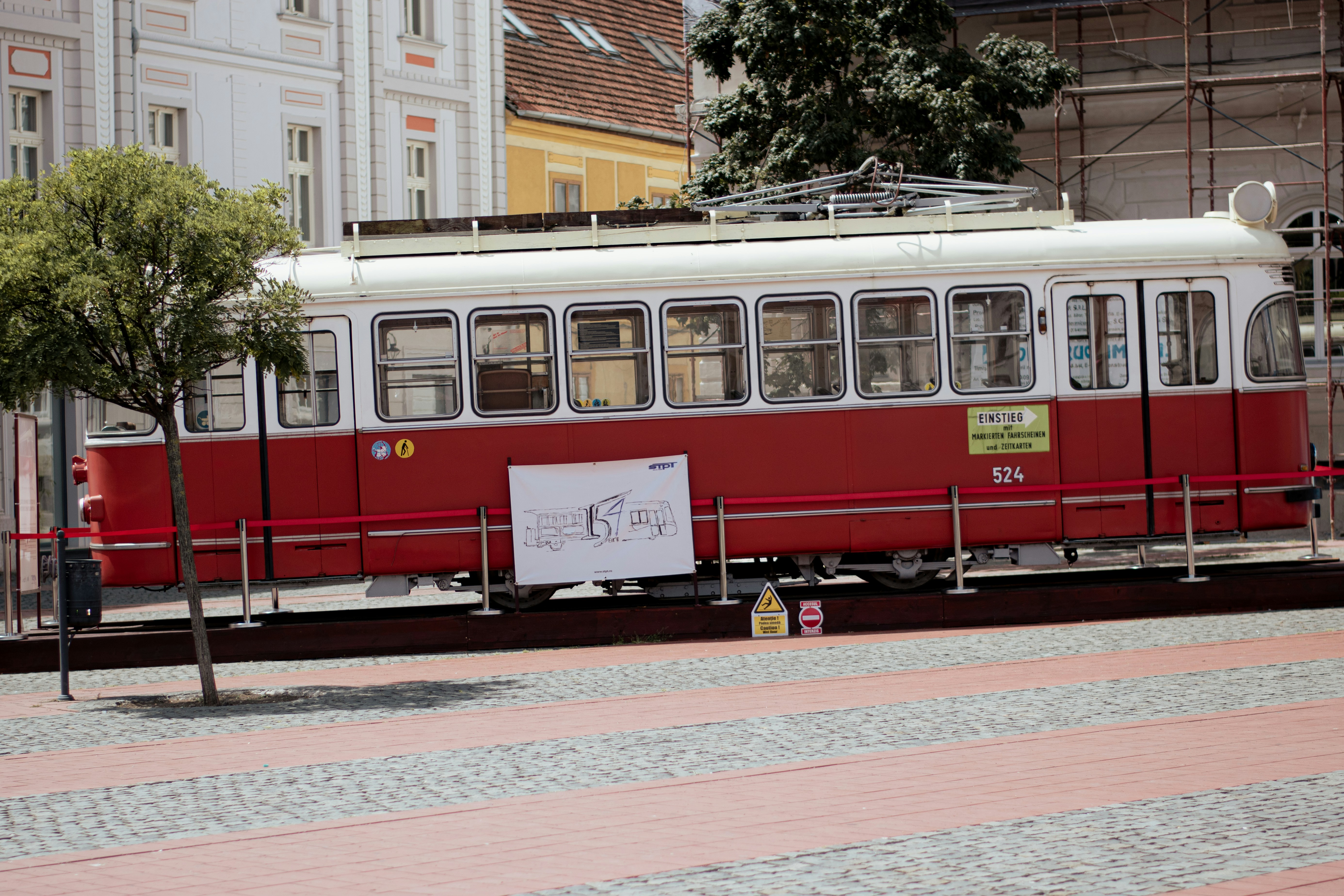 Un train rouge et blanc passant devant de grands immeubles photo ...