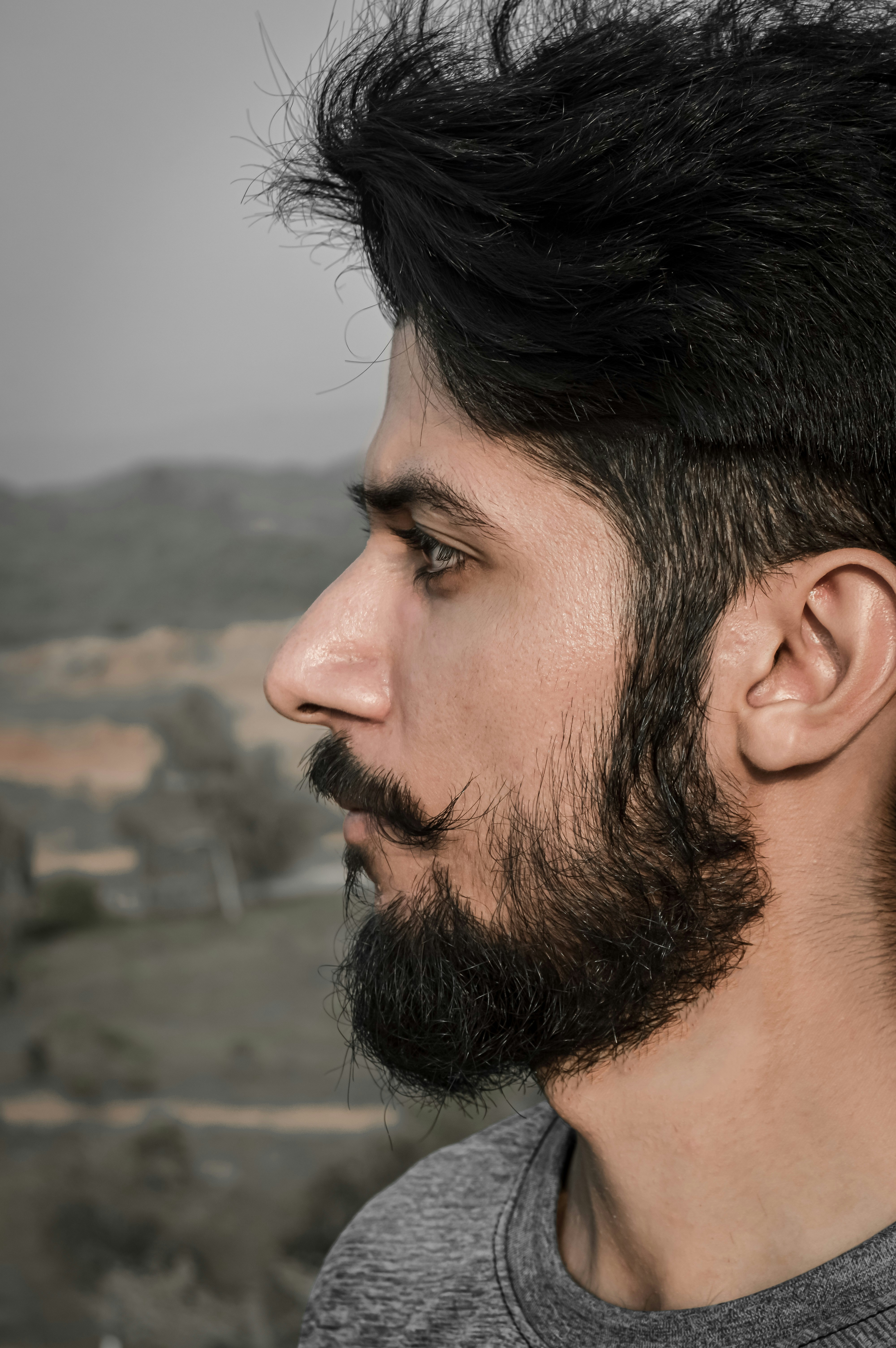 Un homme avec une barbiche et une barbe photo – Photo Courageux ...