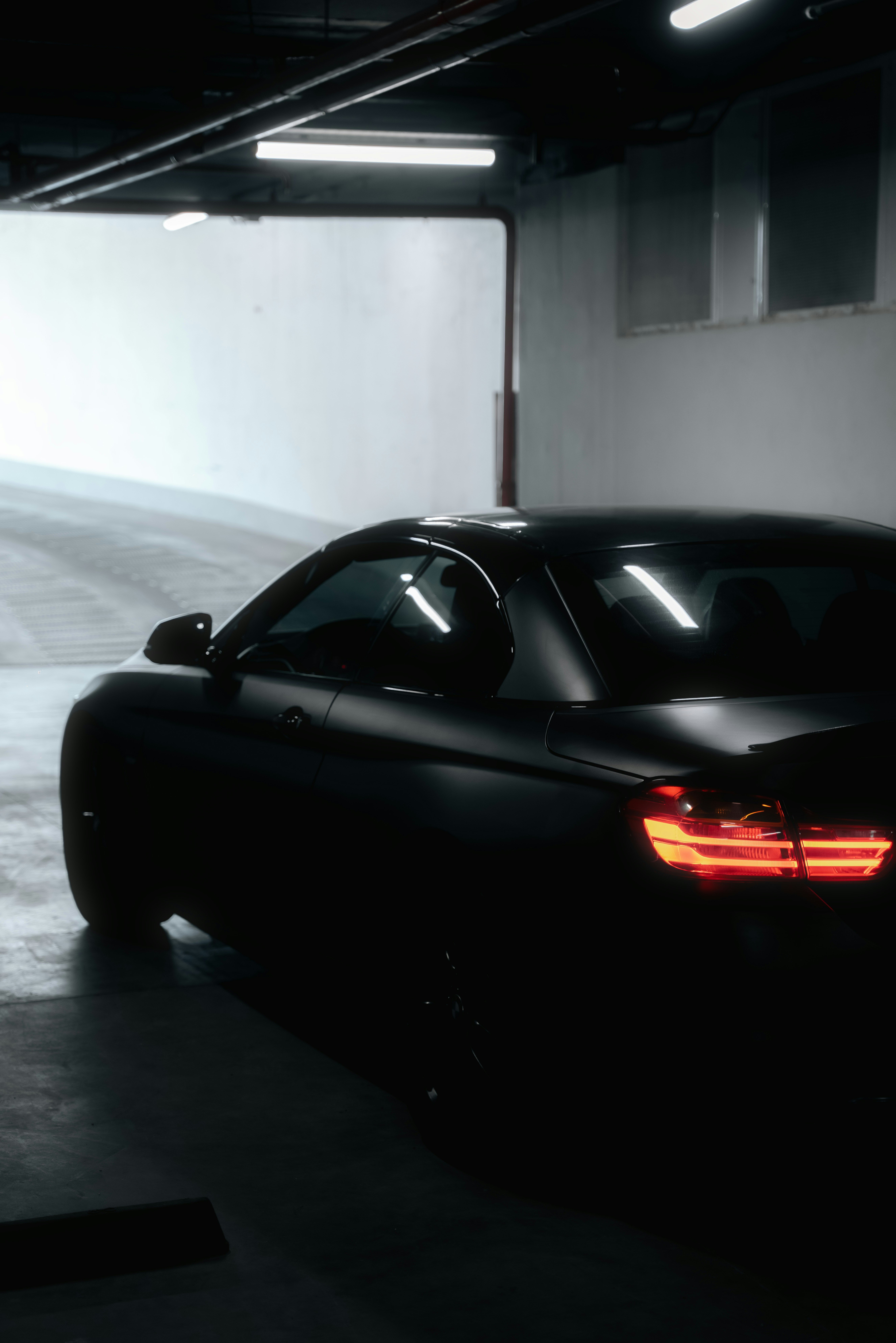 Foto Un auto deportivo negro estacionado en un estacionamiento – Imagen ...