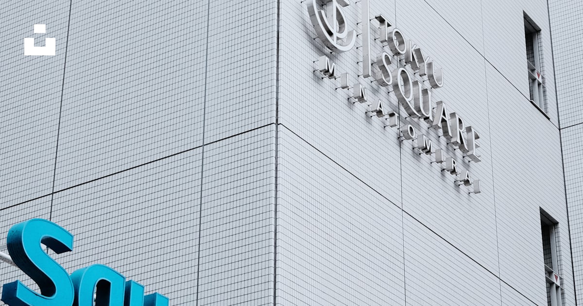 측면에 간판이 있는 고층 건물 사진 Unsplash의 무료 건물 이미지