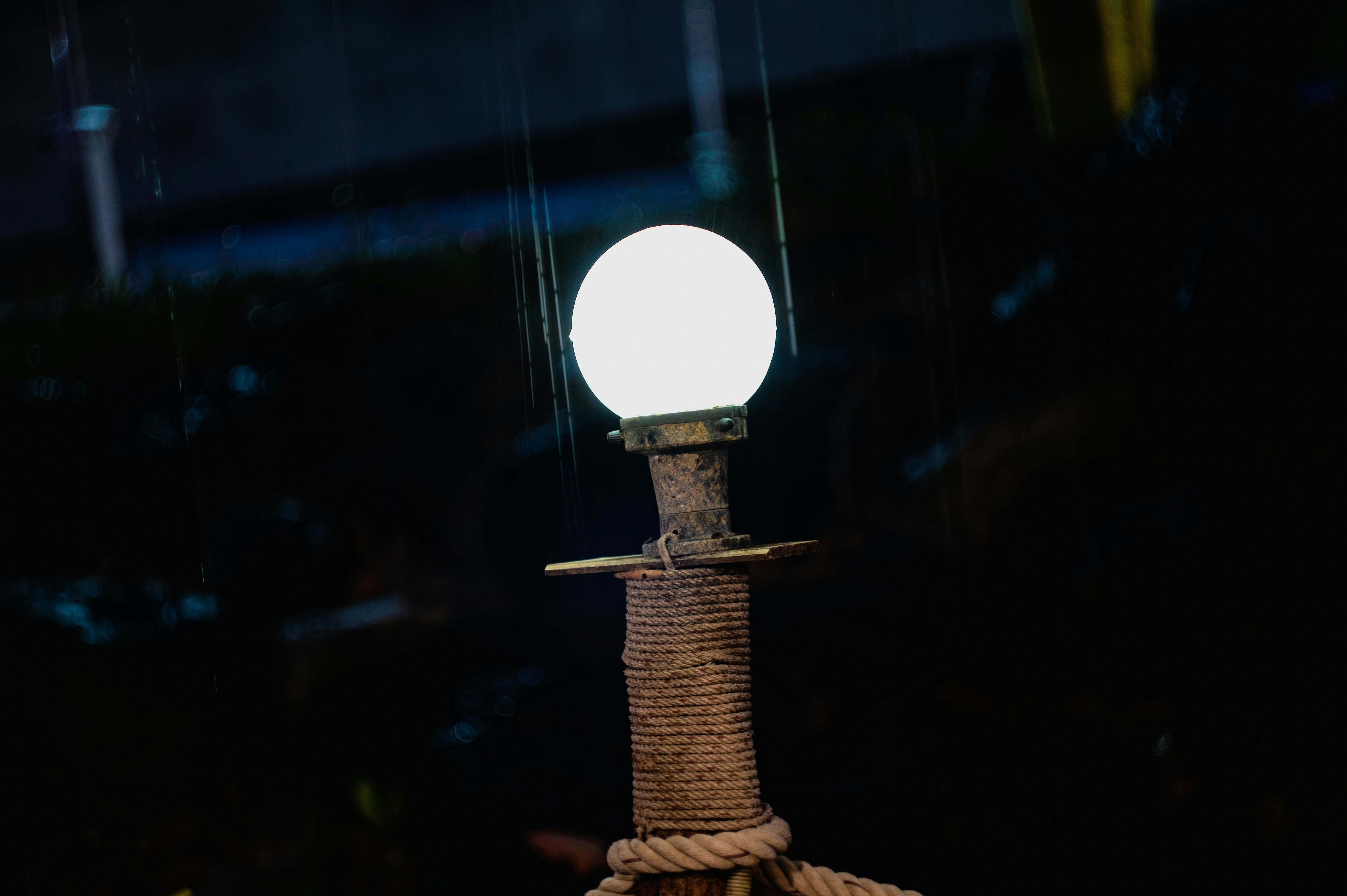 Une lumière qui est au-dessus d’une corde photo – Image gratuite de ...