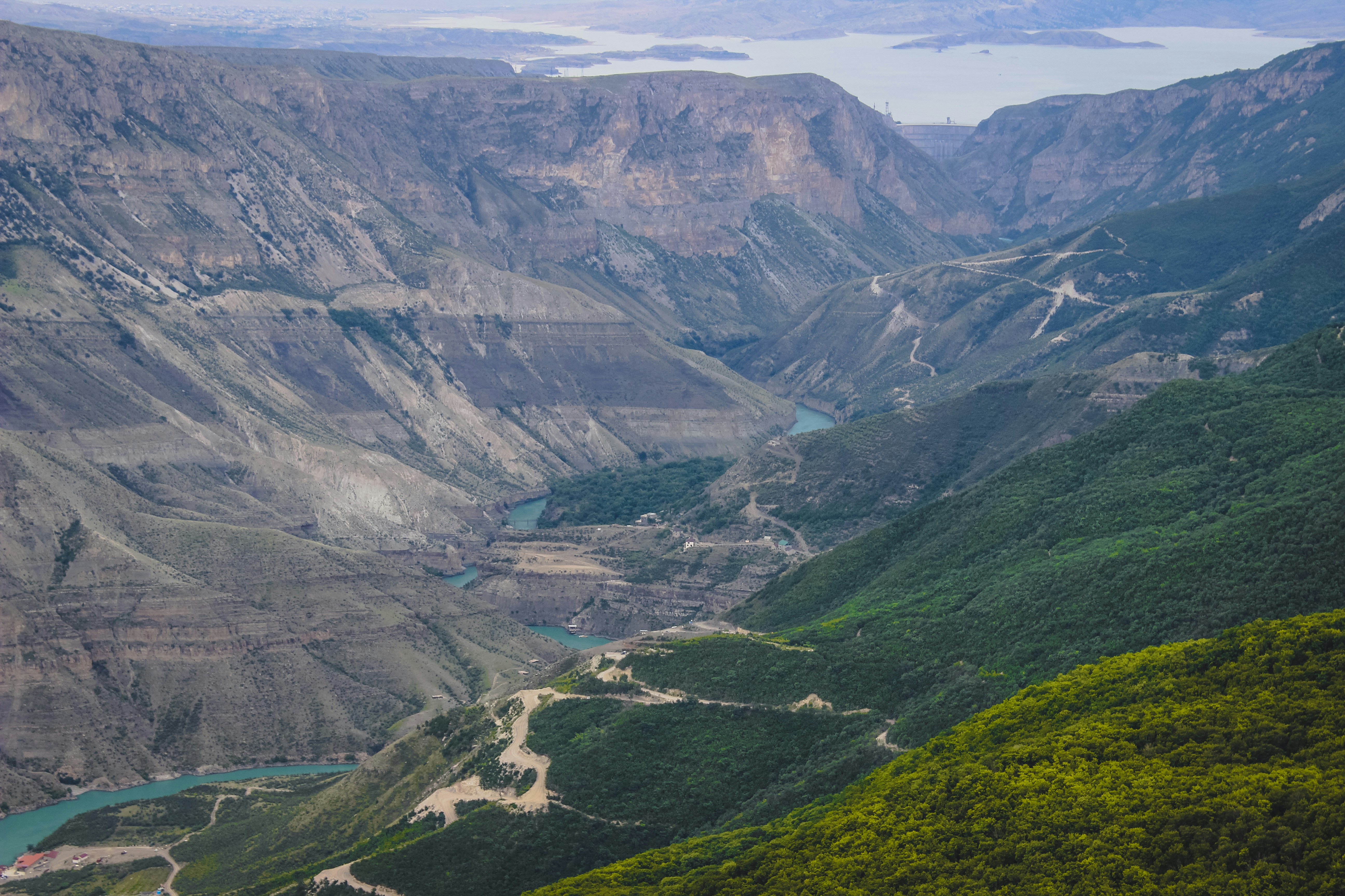 Foto Una vista panorámica de un valle con un río que lo atraviesa ...