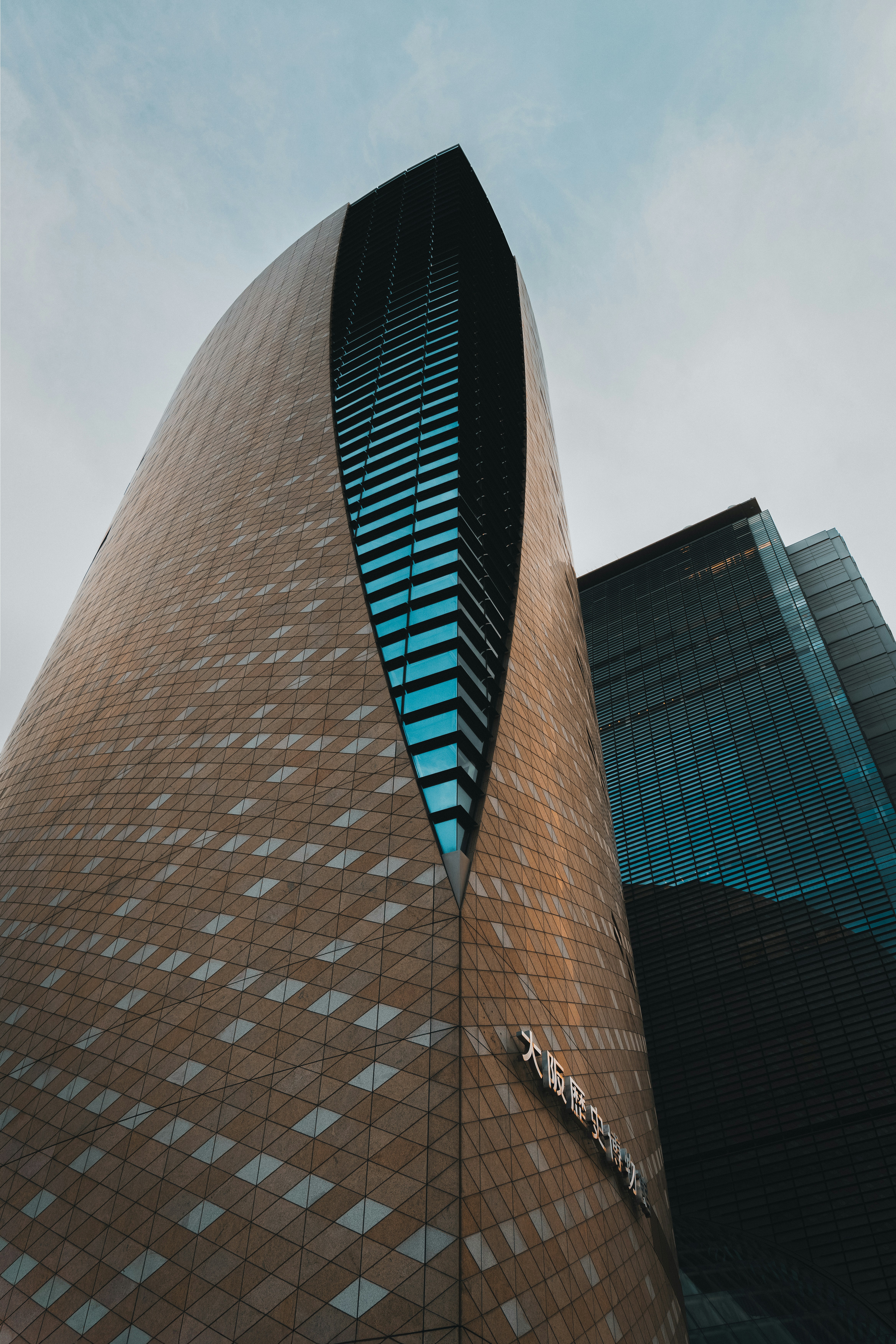 Crane-like Curve: A Faceted Tower Reaching Toward the Sky