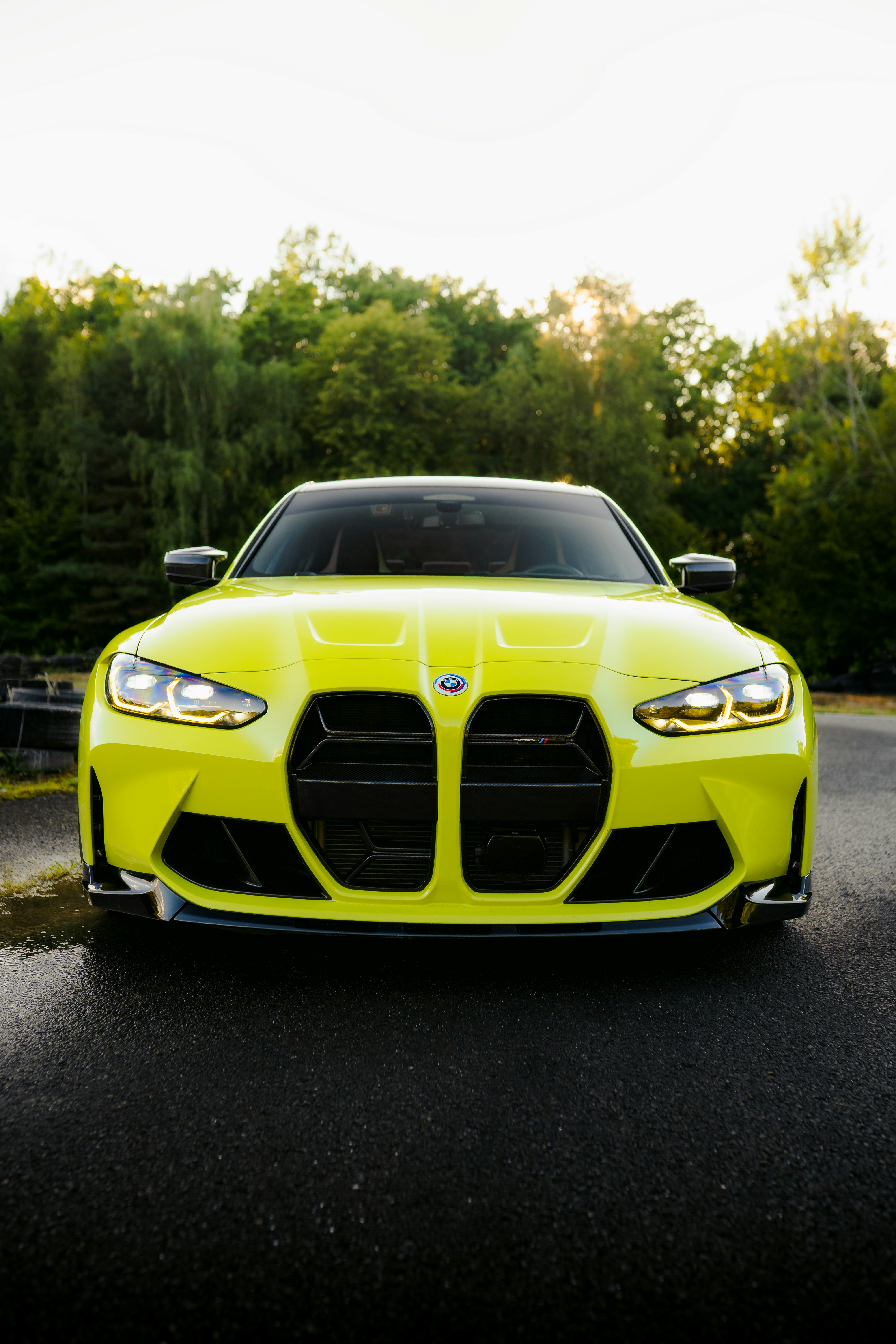 Un coche deportivo amarillo estacionado al costado de una carretera ...