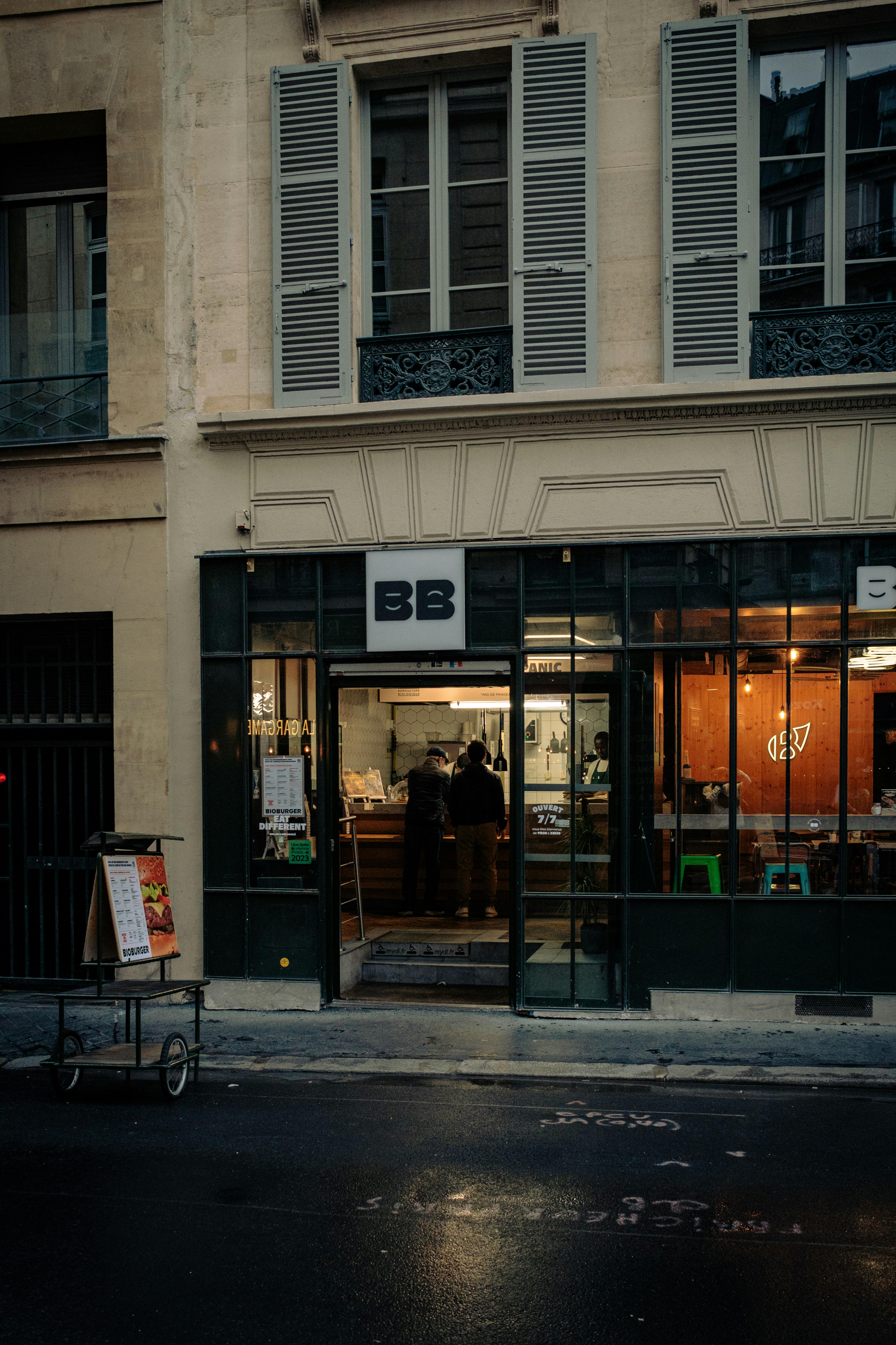 Une devanture de magasin avec une enseigne sur le devant photo – Photo ...