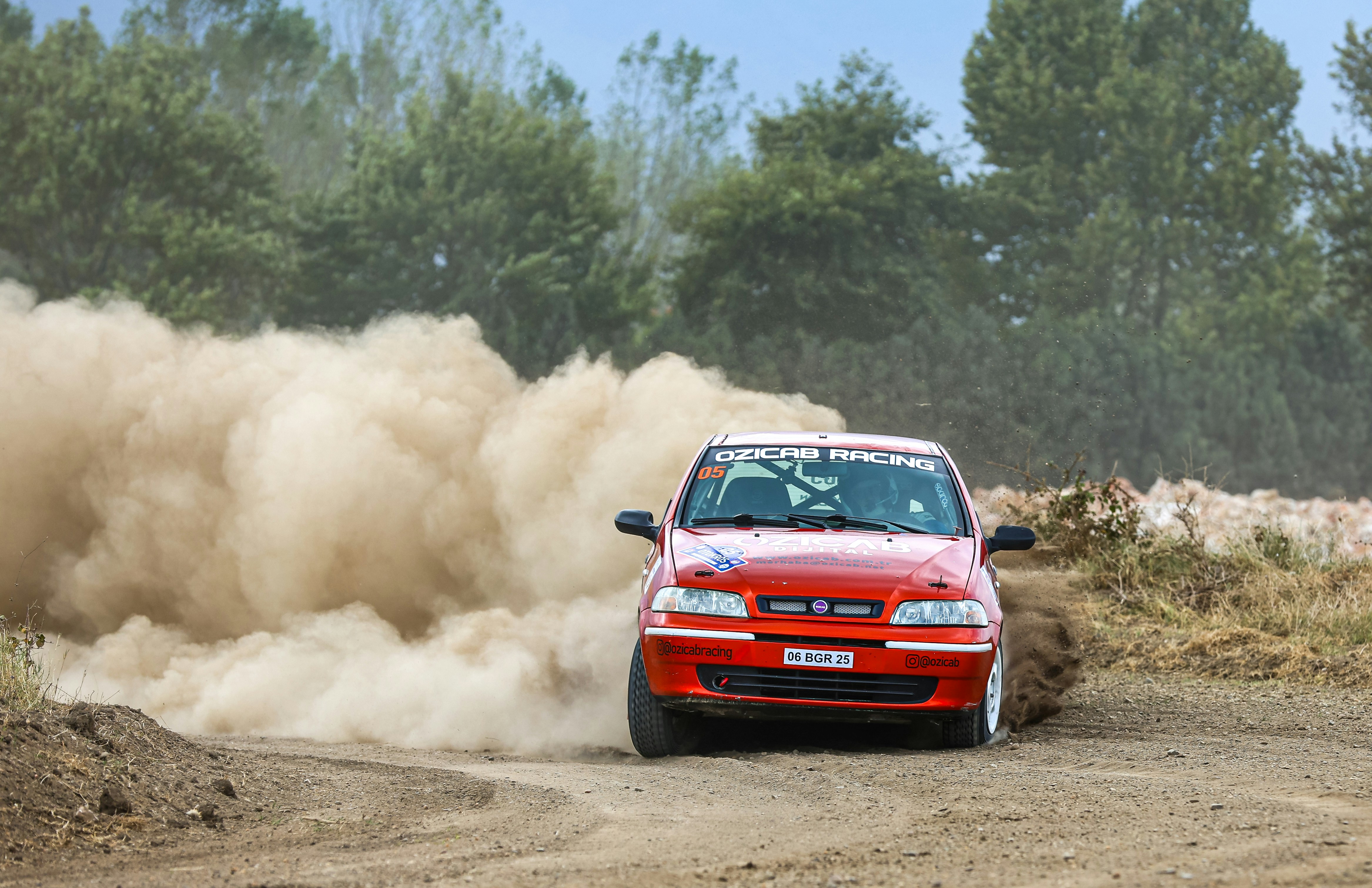 A red car driving down a dirt road photo – Free Tosfed Image on Unsplash