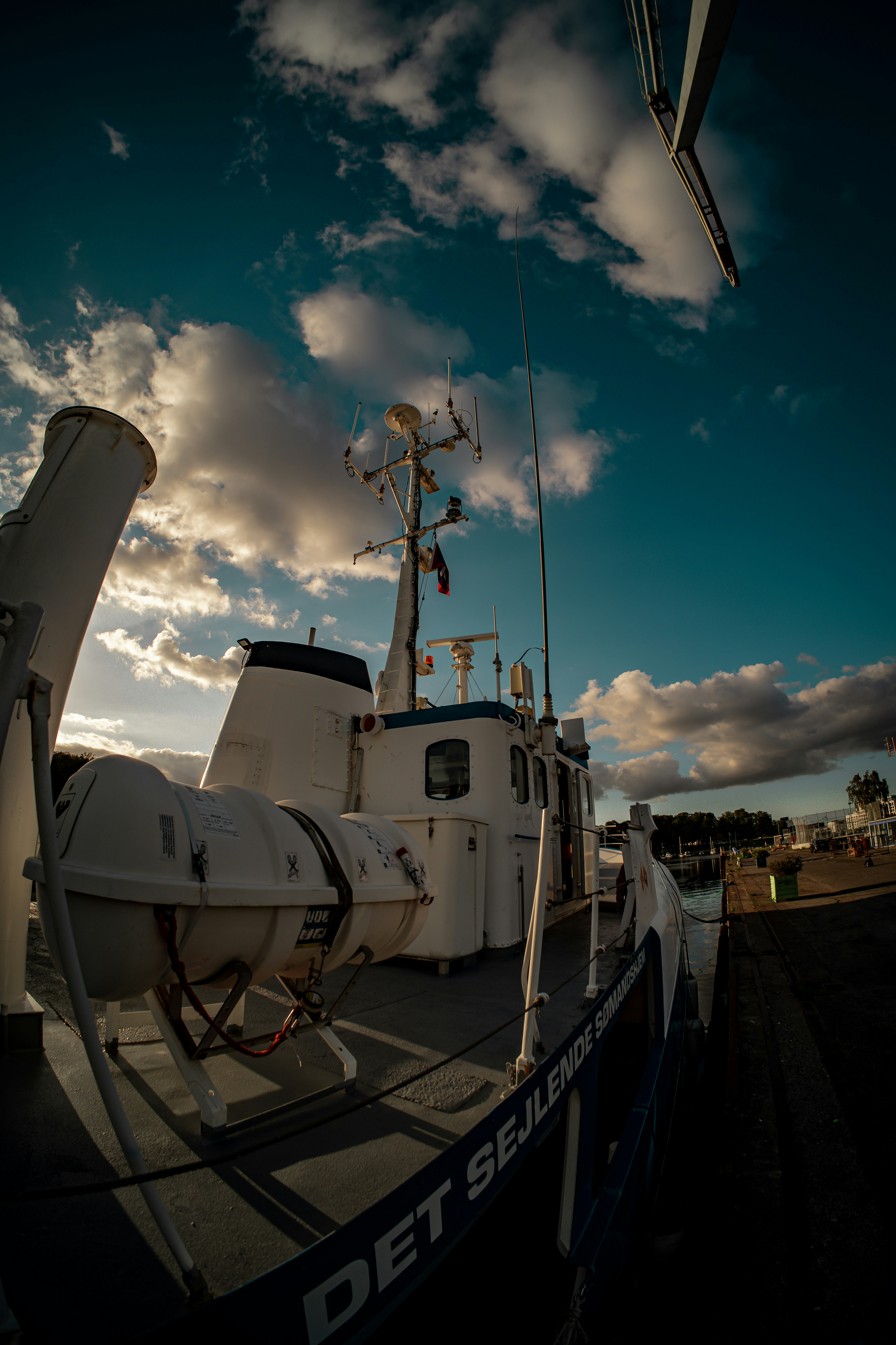 Un bote sentado encima de un cuerpo de agua foto – Imagen de Bote ...