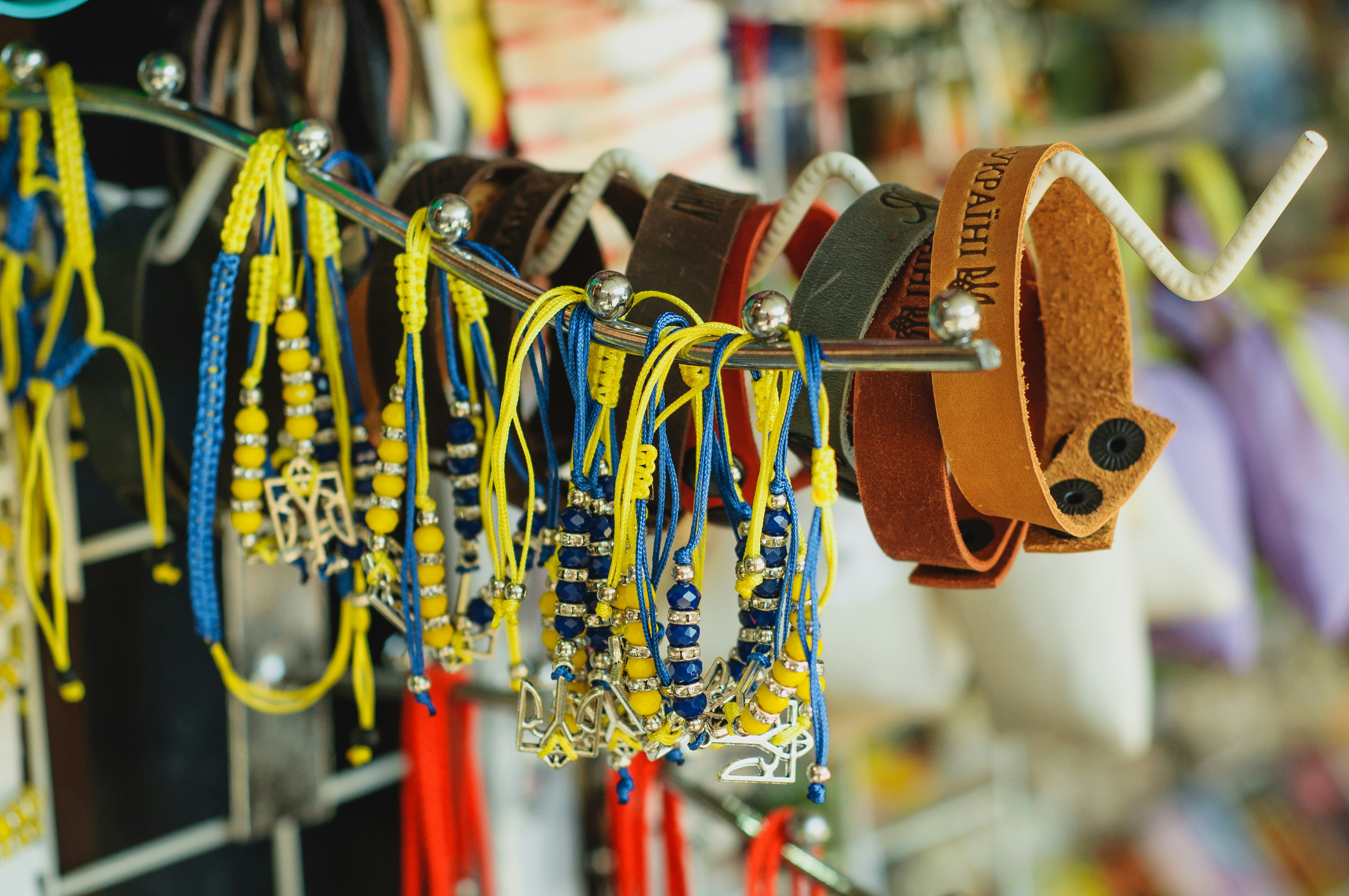 Un tas de bracelets sont accrochés à un rack photo – Photo Україна ...