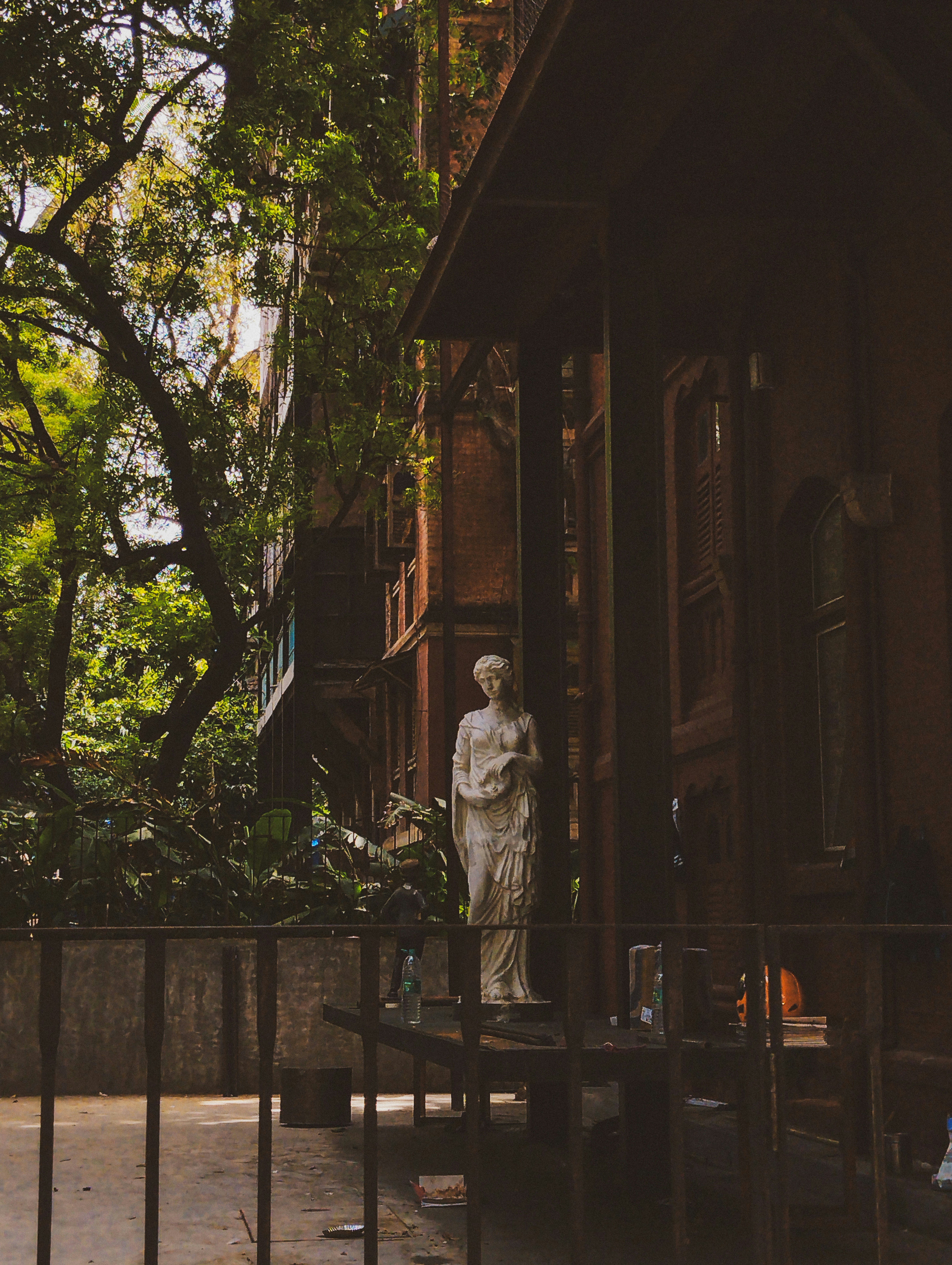 Statue in the Courtyard: Quiet Focus by a Historic Facade