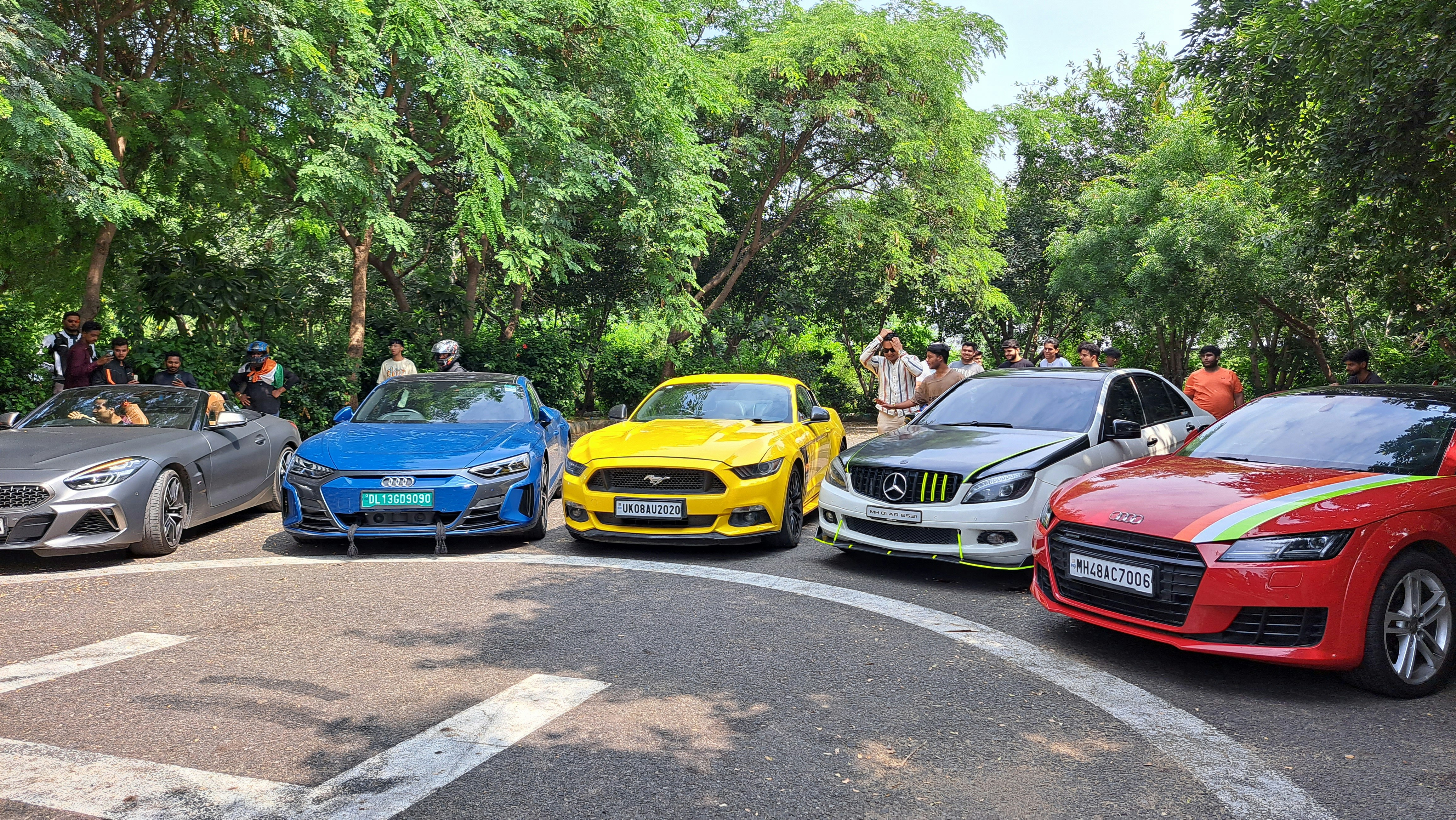 A group of cars parked next to each other in a parking lot photo – Free ...