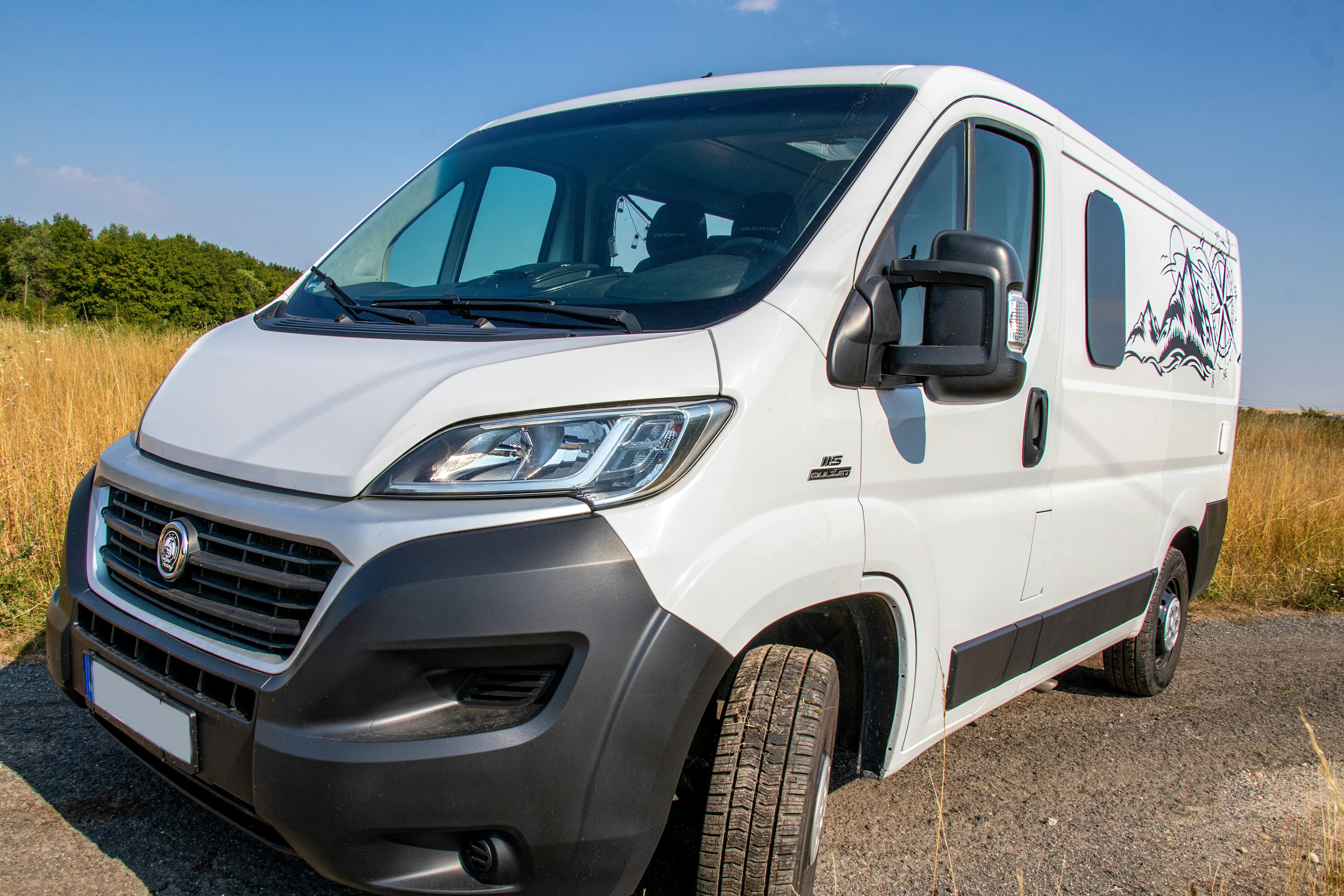 Une camionnette blanche garée sur le bord d’une route photo – Photo ...