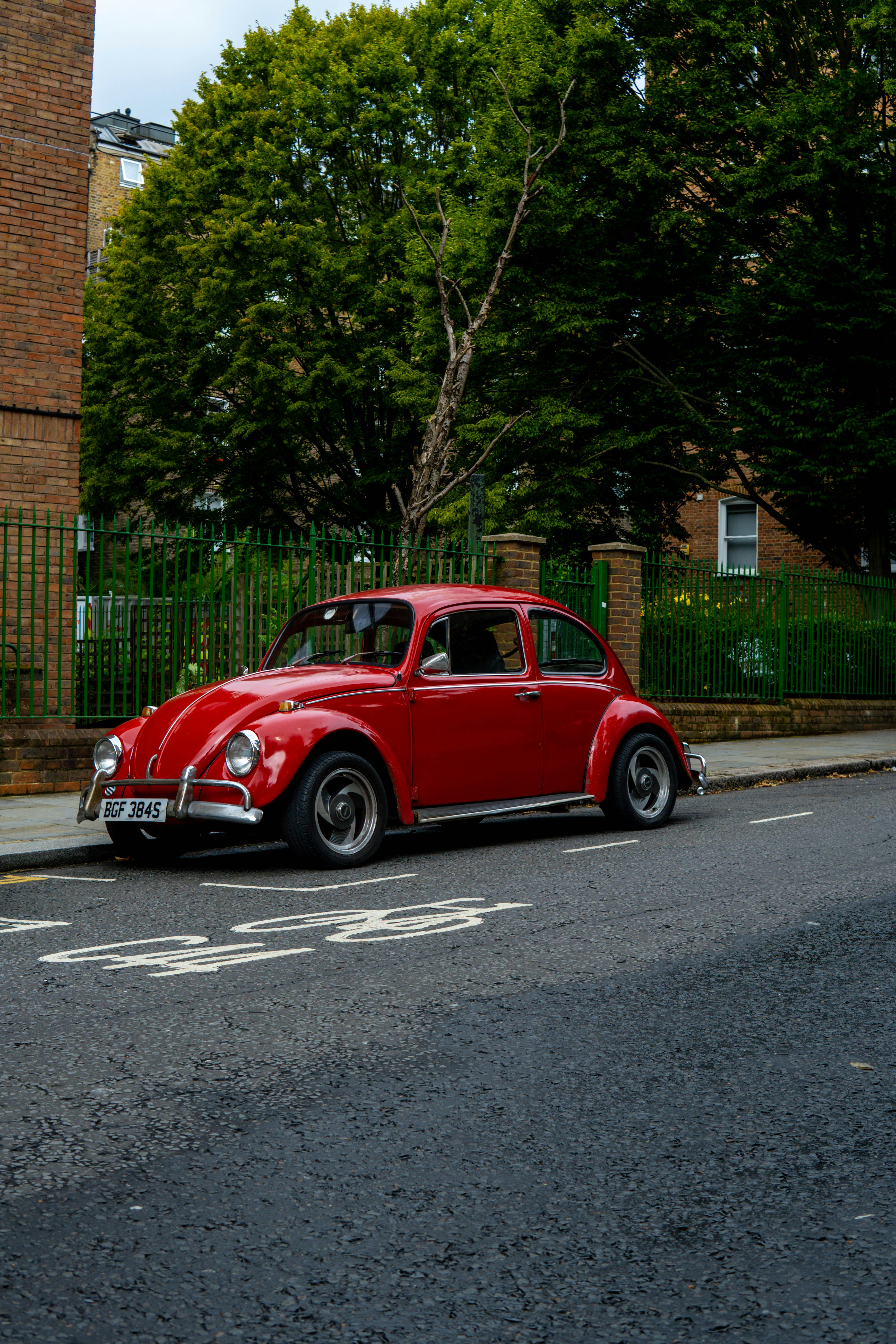 A red car parked on the side of the road photo – Free Royaume-uni Image ...