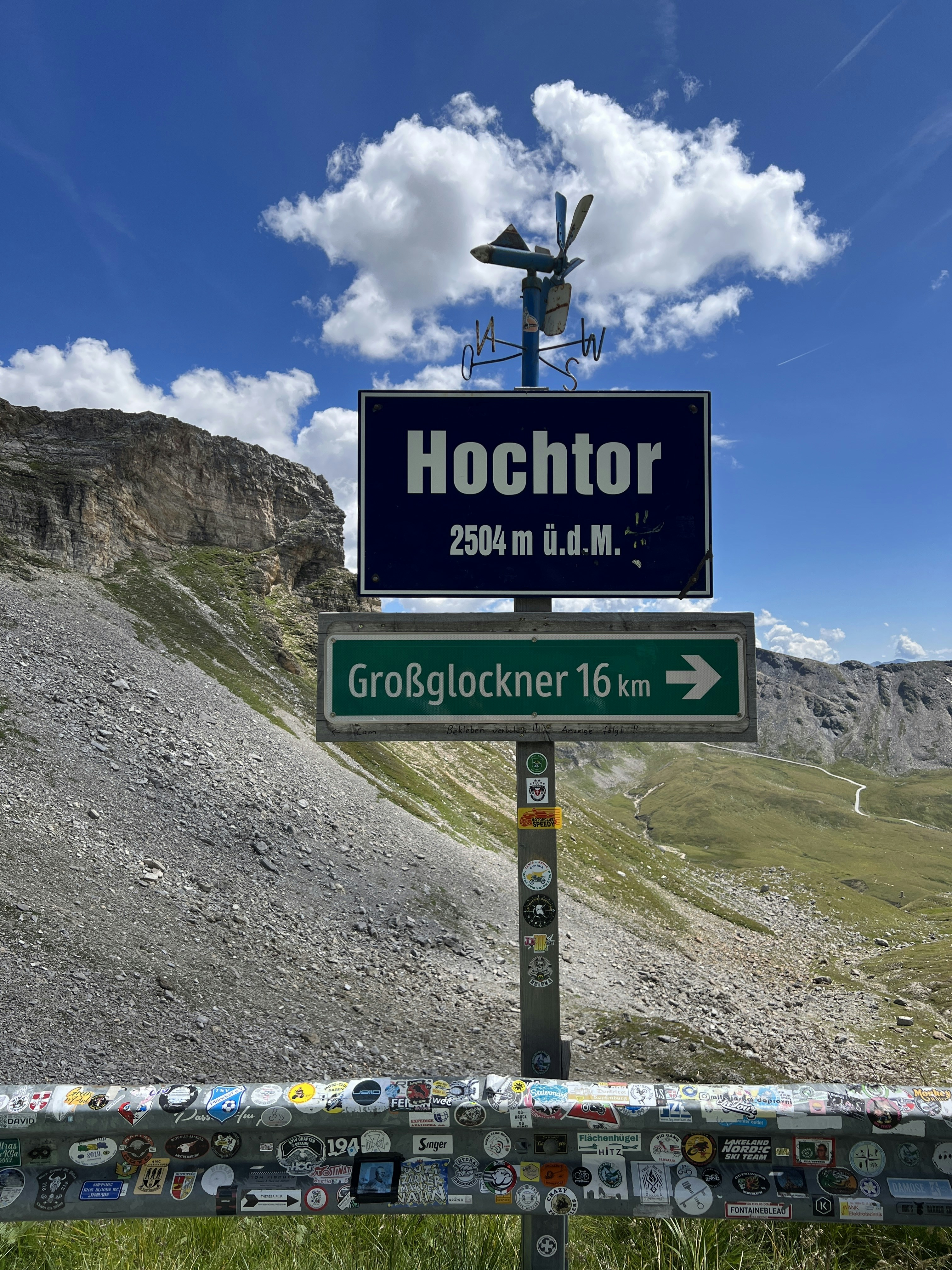 A street sign in front of a mountain with a sky background photo – Free ...