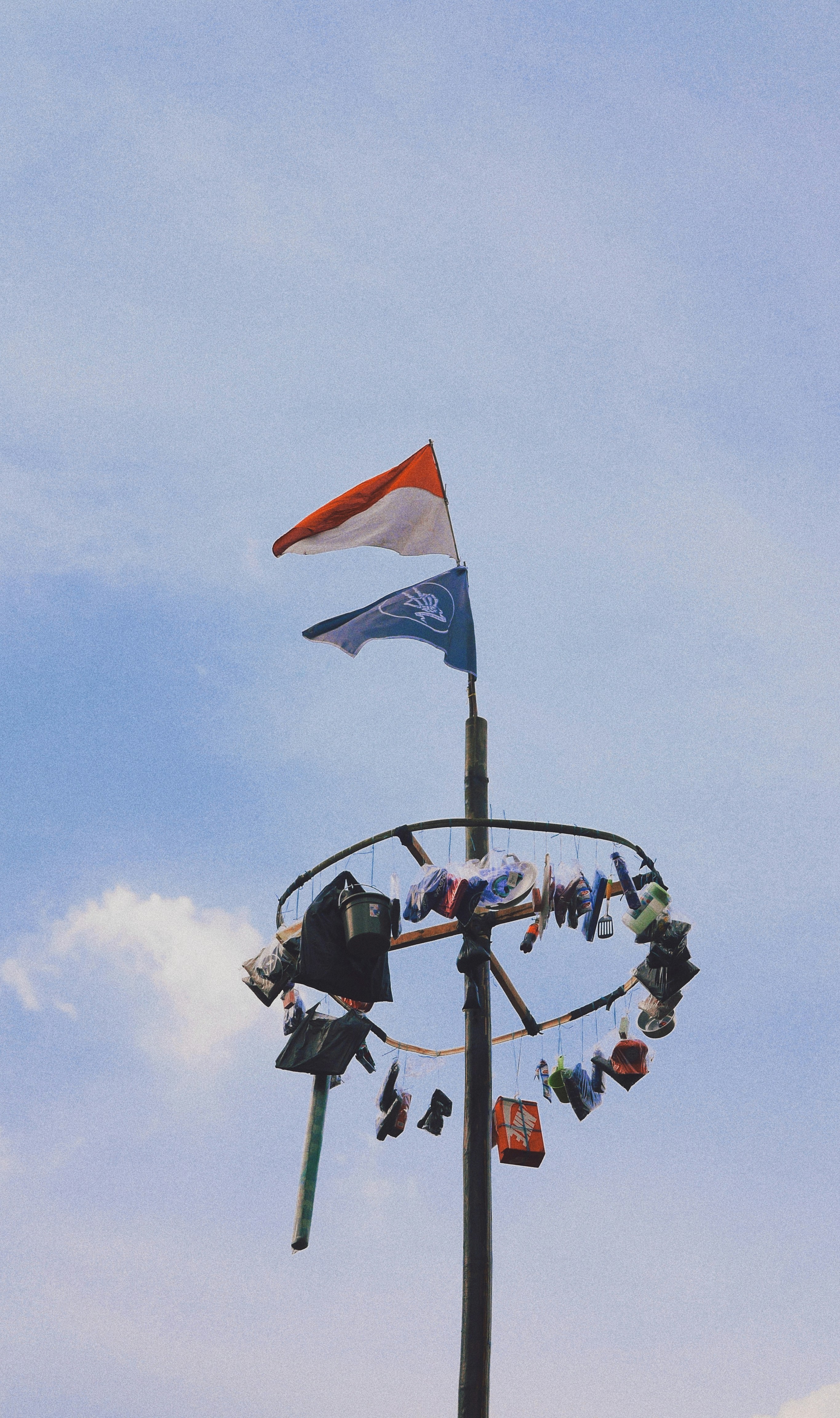 A ferris wheel with a flag on top of it photo – Free Flag Image on Unsplash